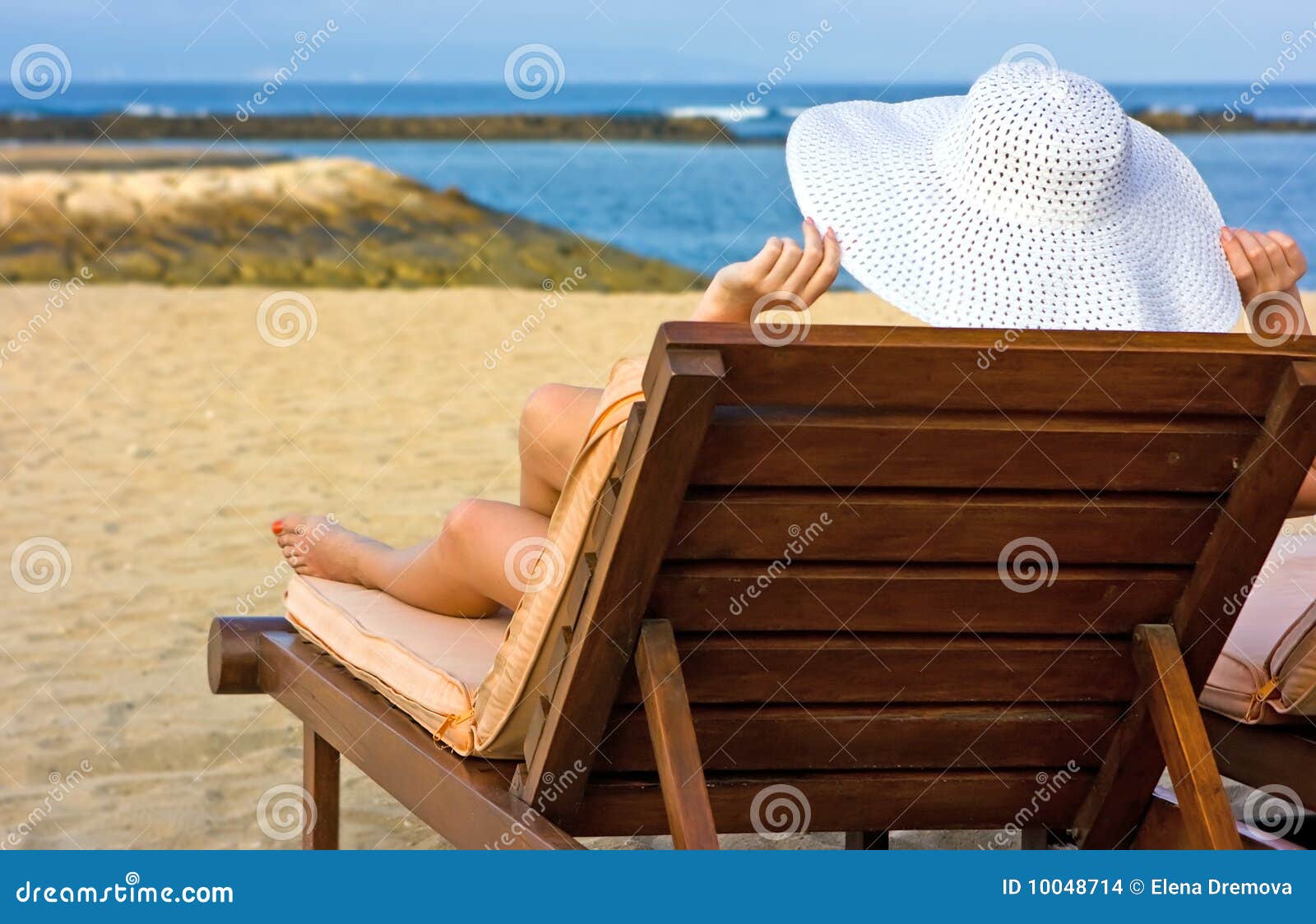 Dame in Witte Hoed Op Het Strand Stock Foto - Image of aantrekkelijk ...