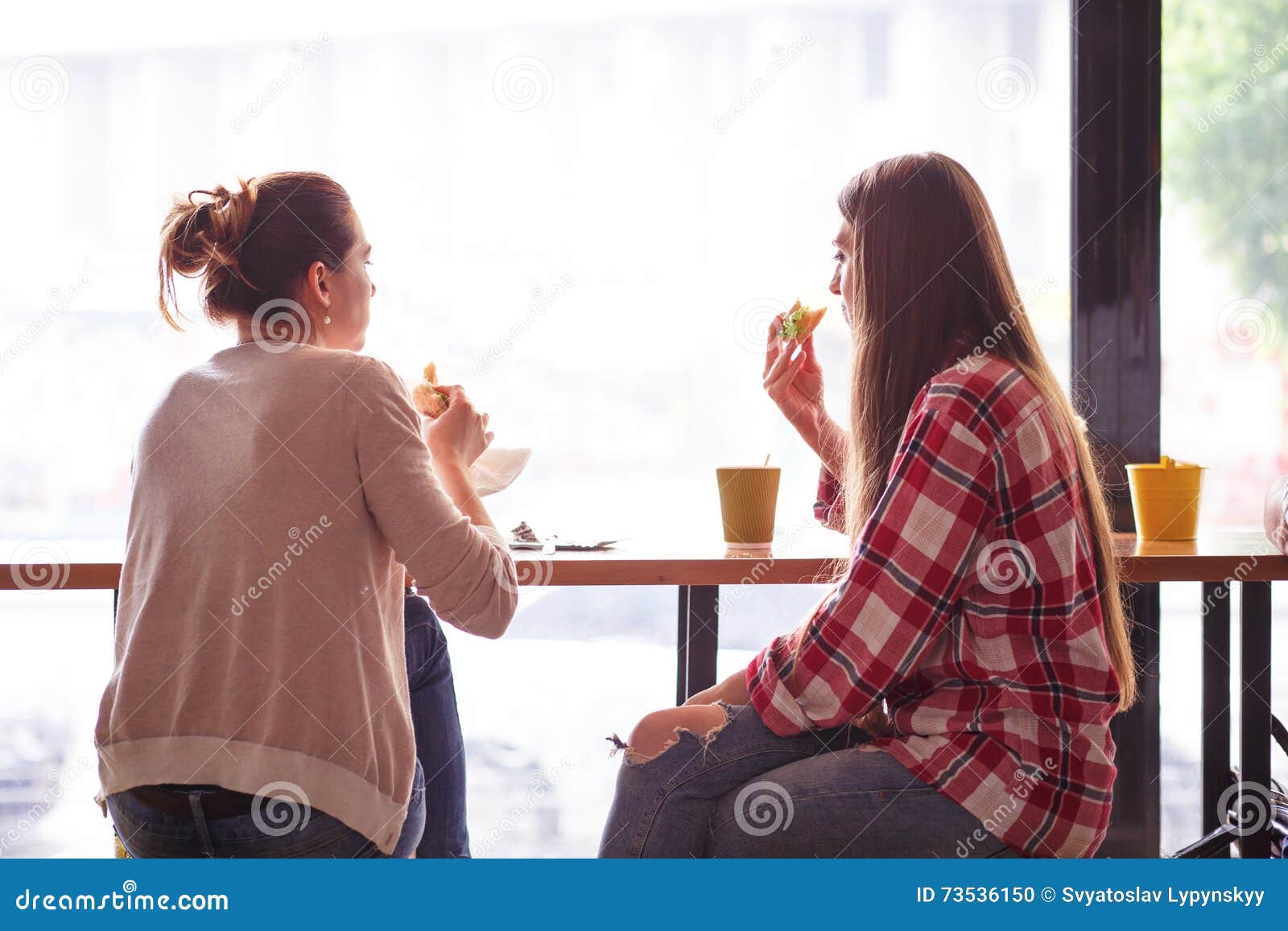 Damen Der Besten Freunde Im Café Stockfoto - Bild von tabelle ...