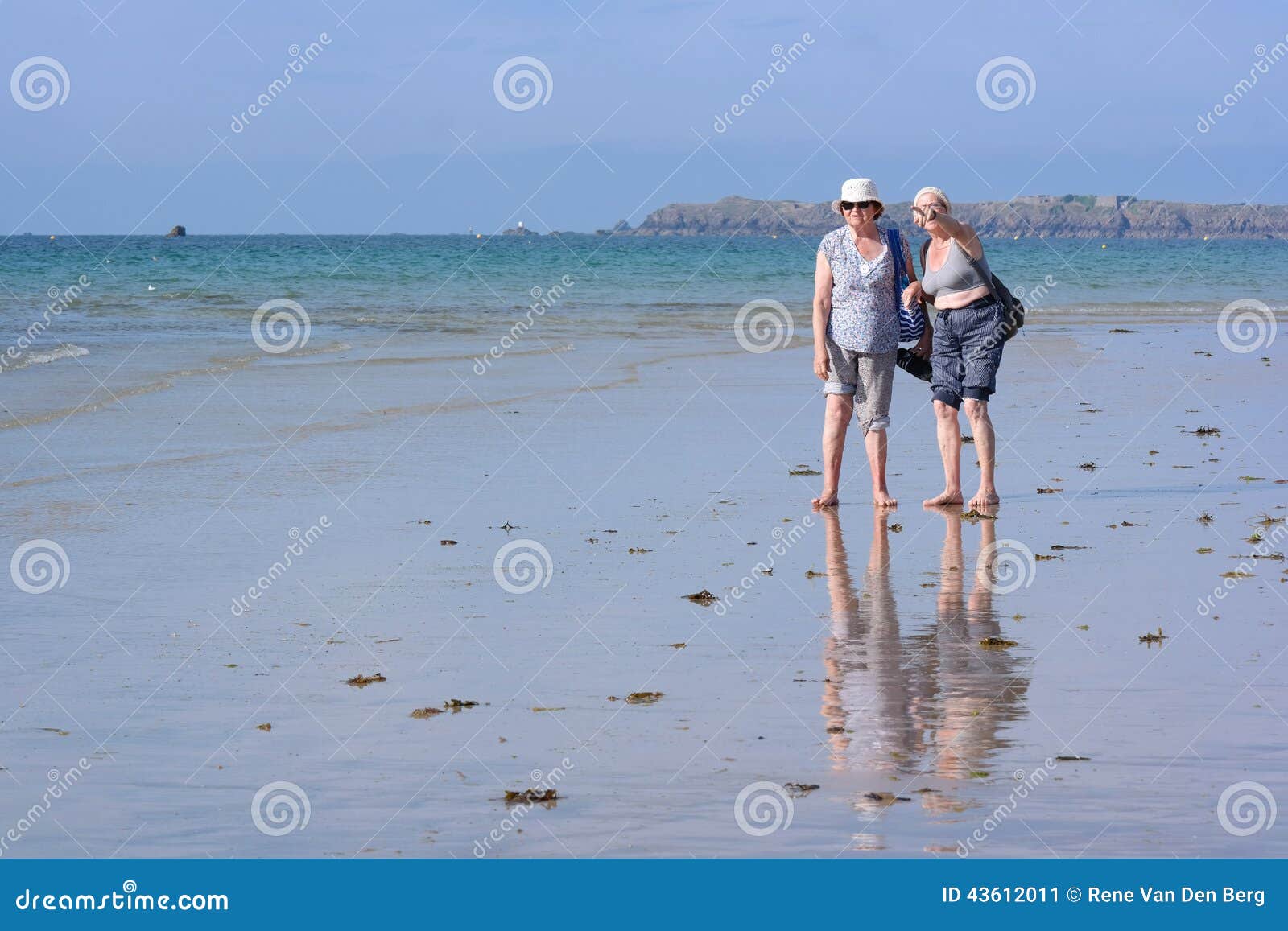 Damer på stranden redaktionell bild. Bild av pensionär - 43612011