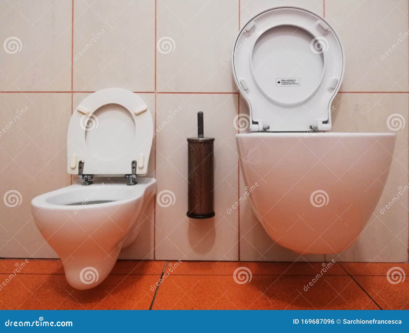 Dames' Toilet En Meisje's Toilet Stock Foto - Image of meisjes, vloer ...