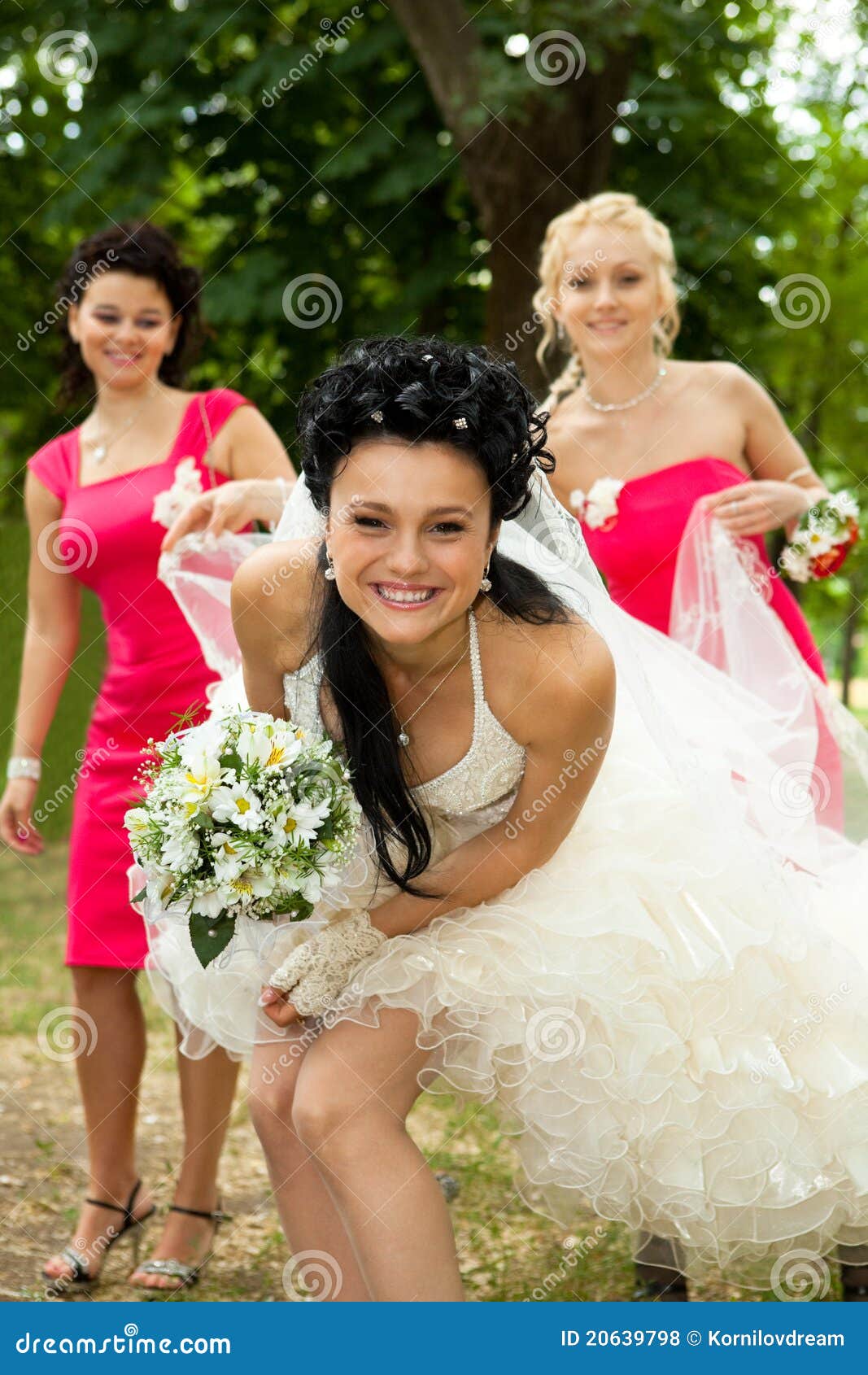 Damigelle D'onore Con La Sposa Fotografia Stock - Immagine di felicità ...
