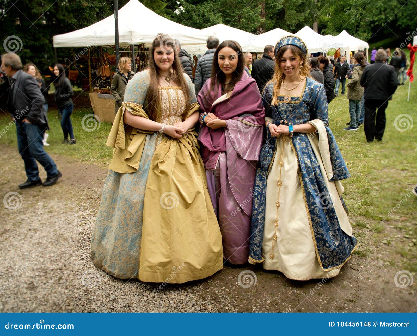 Damiselas En La O.N.U Tuffo Nel Passato 2017 Foto de archivo editorial ...