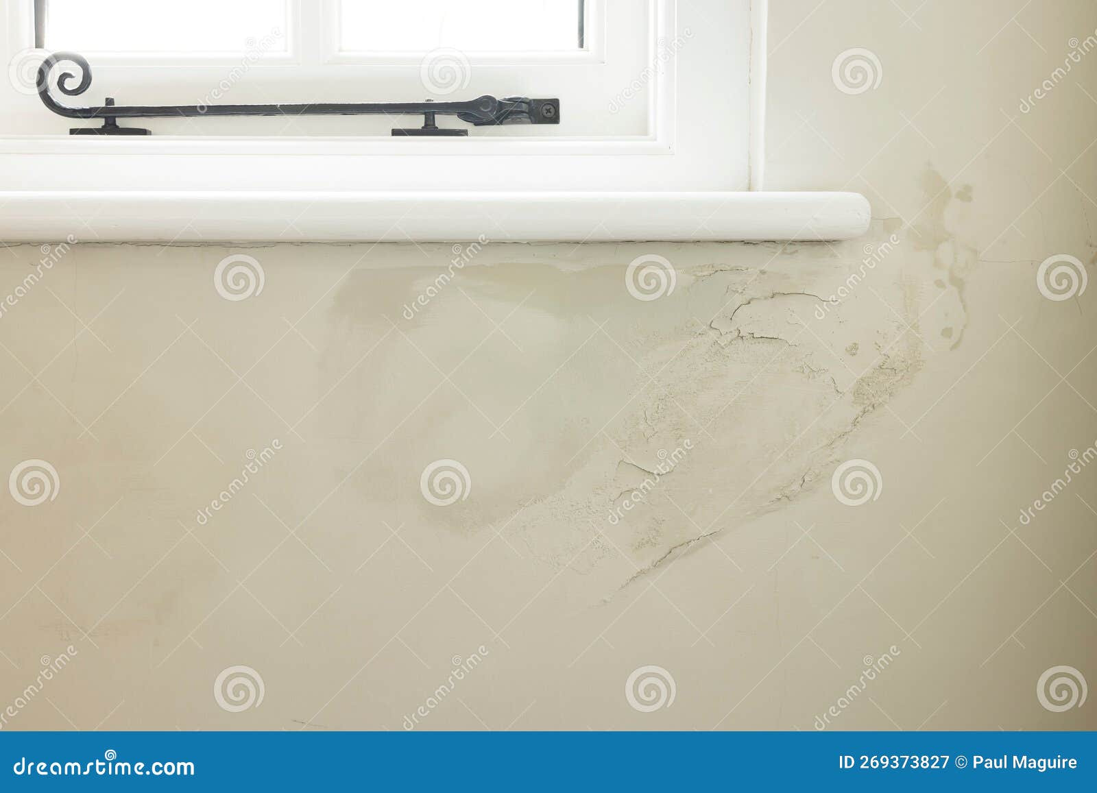 Damp Patch on Wall, Rain Penetrating Brickwork of Old UK House Stock ...