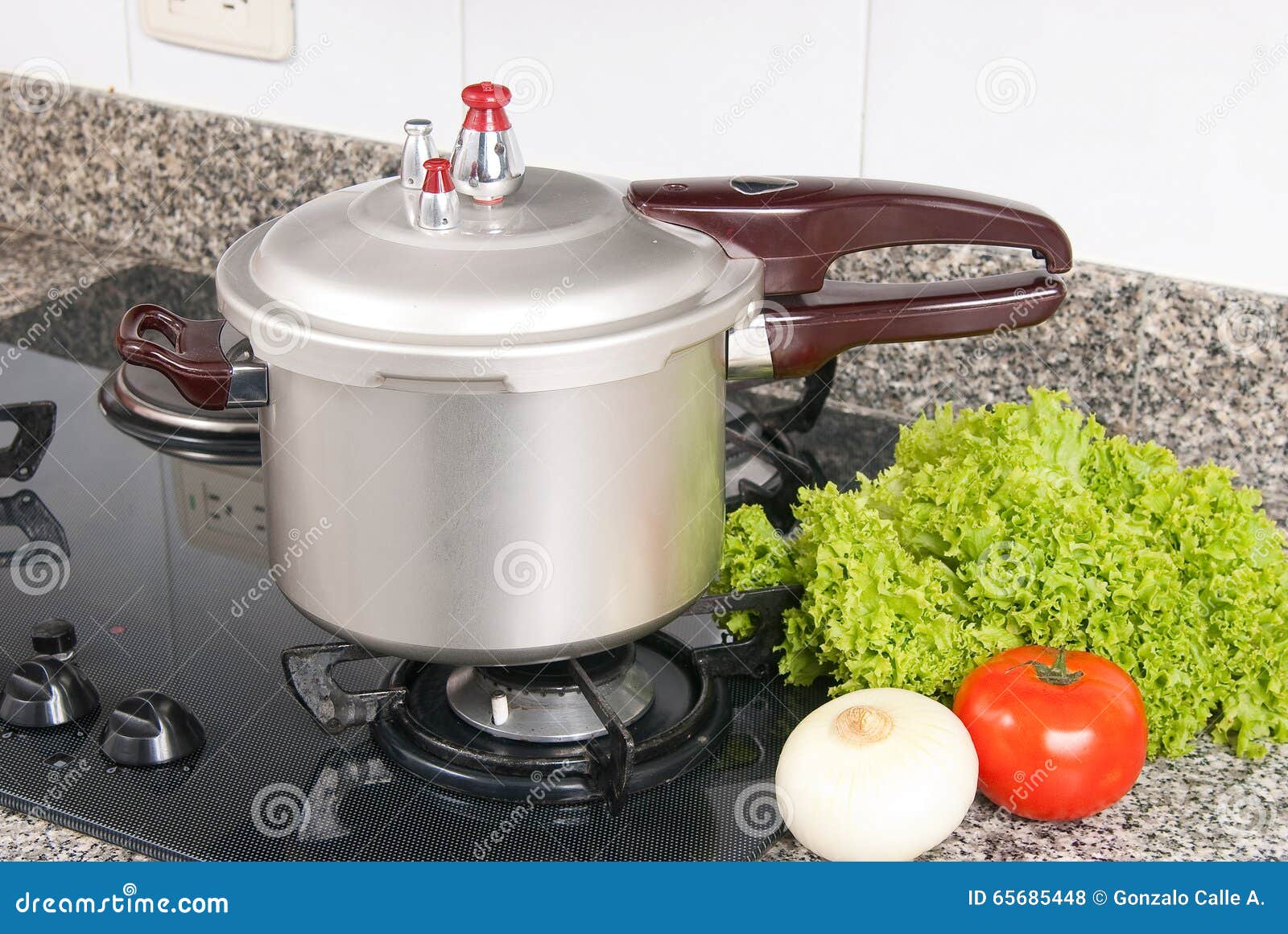 Dampfkochtopf stockfoto. Bild von metall, hintergrund - 65685448