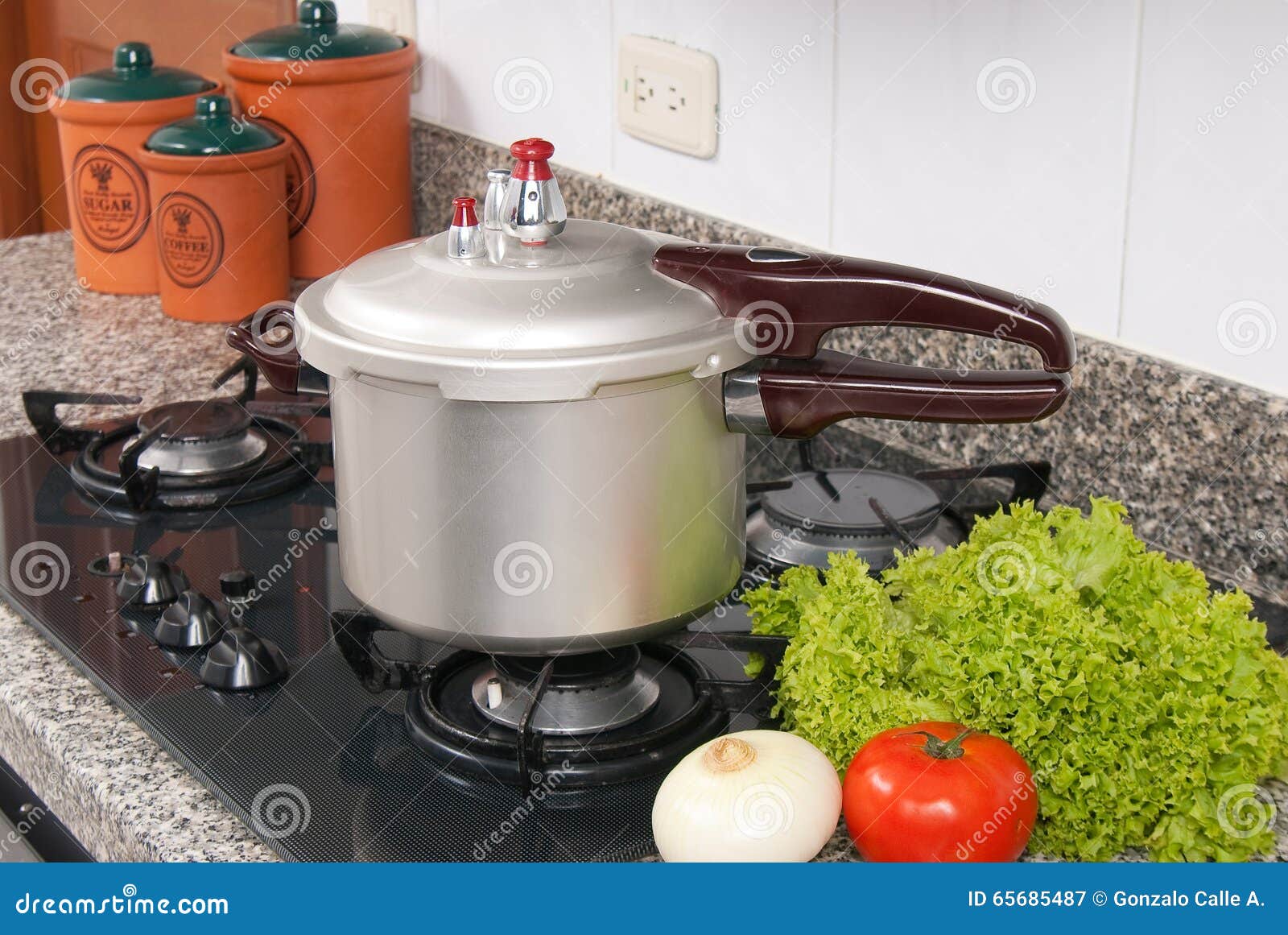 Dampfkochtopf stockbild. Bild von zeitgenössisch, luft - 65685487