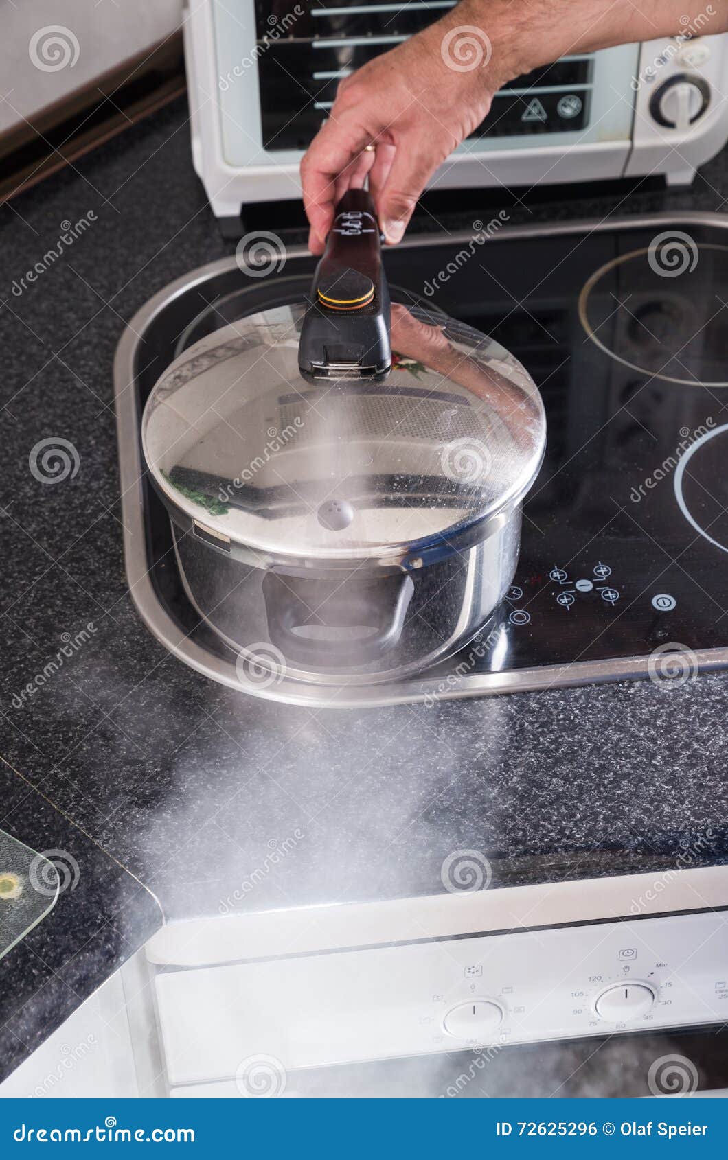 Dampfkochtopf stockfoto. Bild von griff, freilassung - 72625296