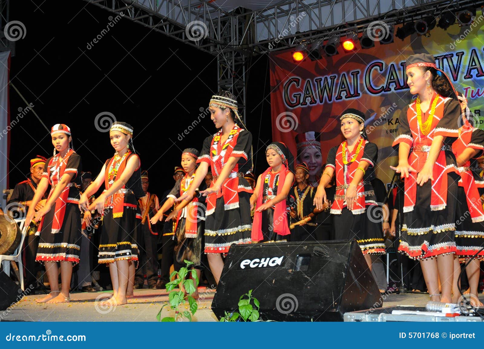 Dançarinos de Bidayuh foto de stock editorial. Imagem de sarawak - 5701768