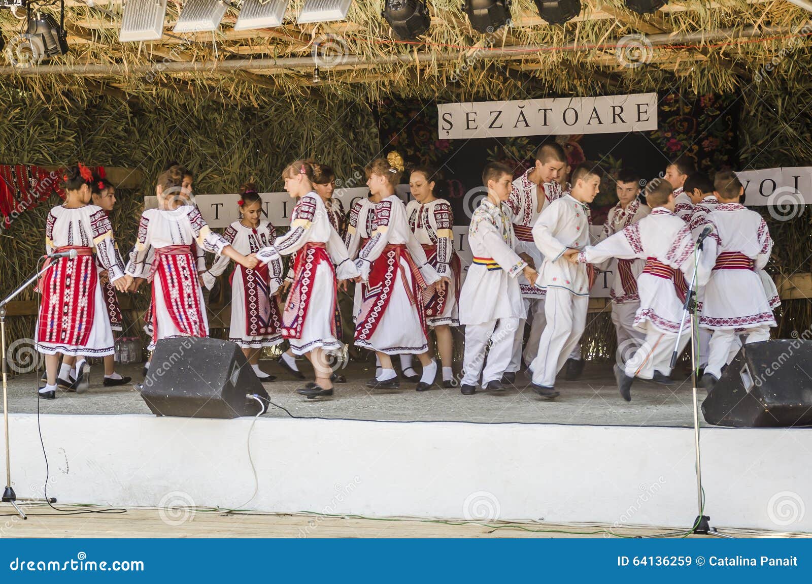 Danças Tradicionais Romenas Imagem de Stock Editorial - Imagem de ...