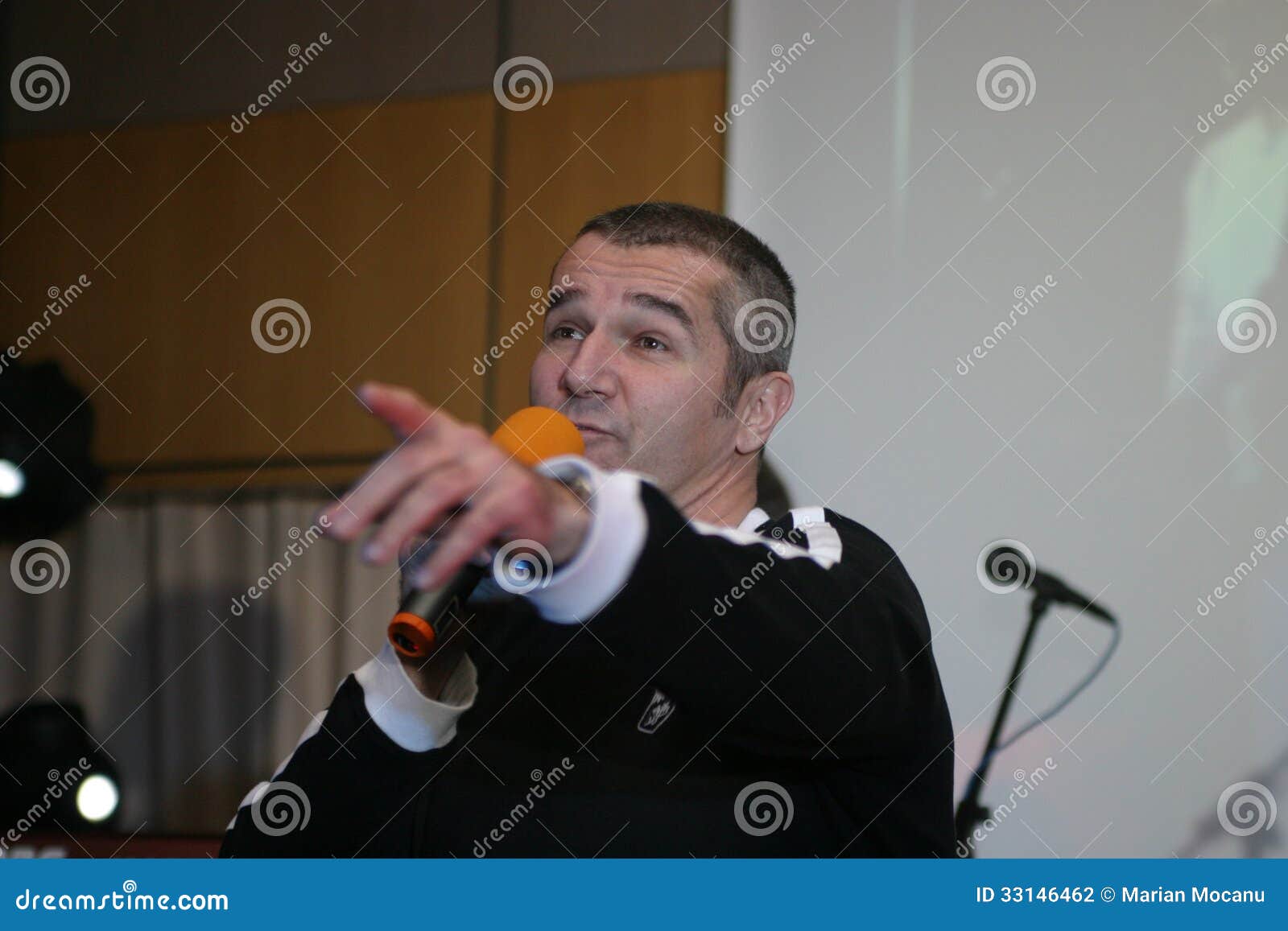 Dan Bitman fotografia editorial. Imagem de rocha, microfone - 33146462