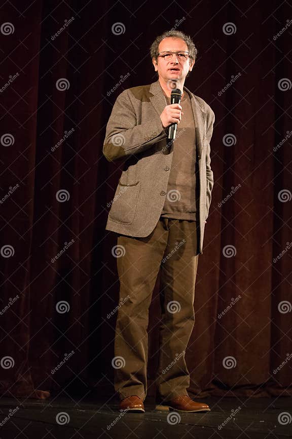 Dan Puric giving a speech editorial photography. Image of speech - 29563747