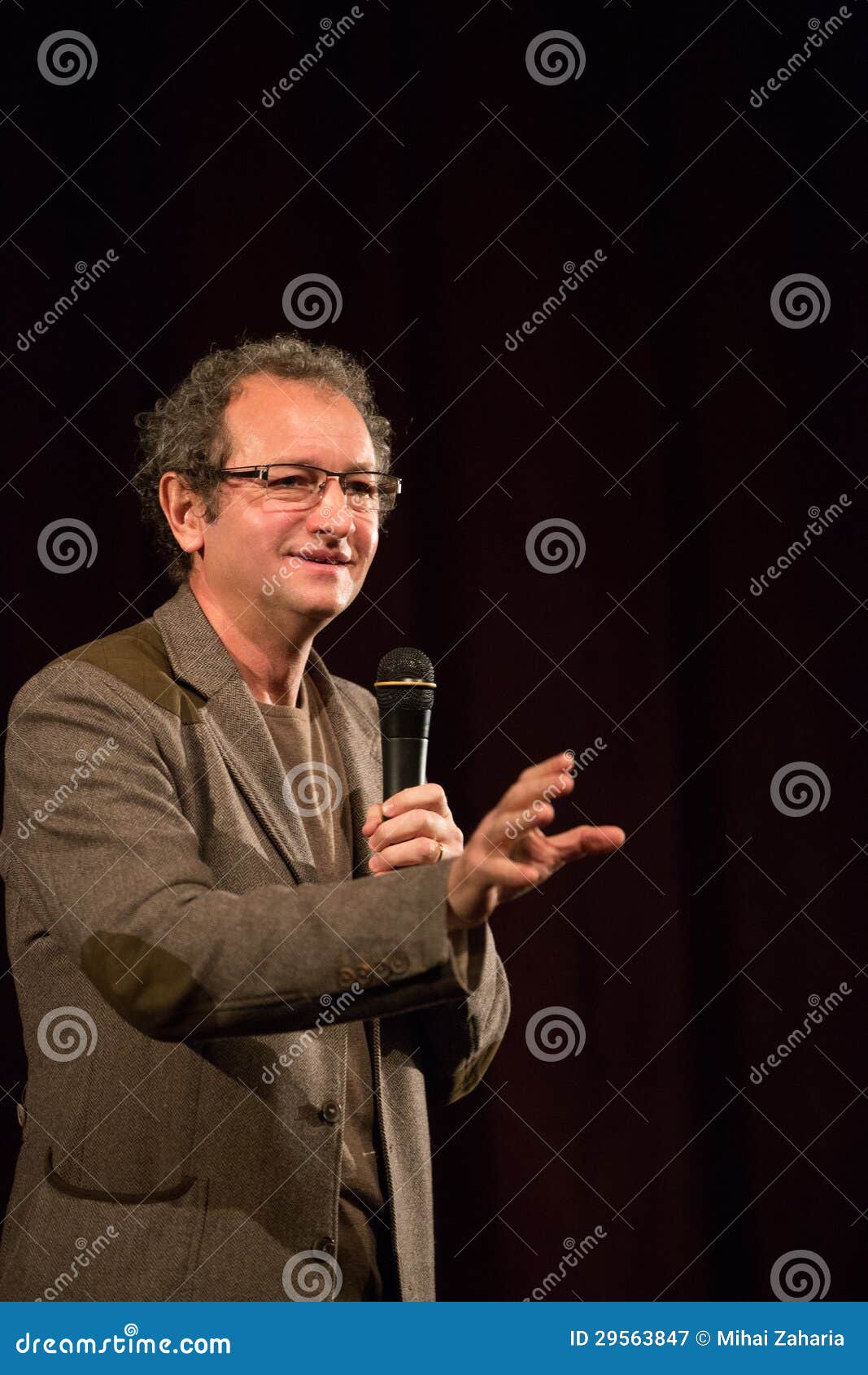 Dan Puric giving a speech editorial photography. Image of actor - 29563847