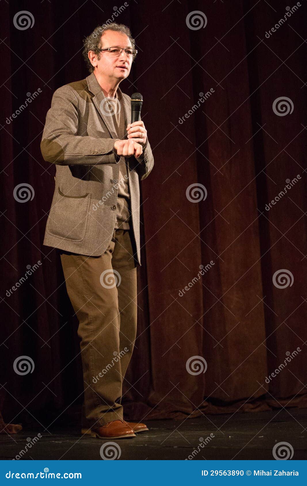 Dan Puric giving a speech editorial image. Image of passe - 29563890