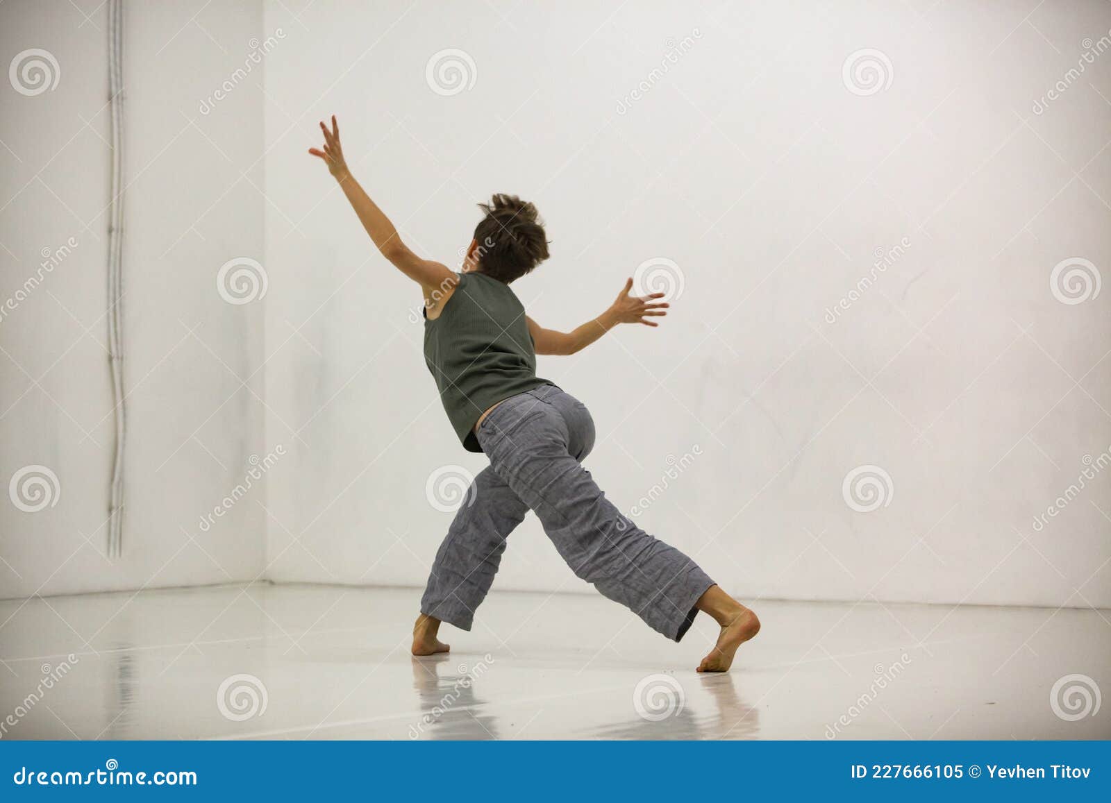 Dancer Improvise in Contact. Dance Stock Image - Image of authentic ...