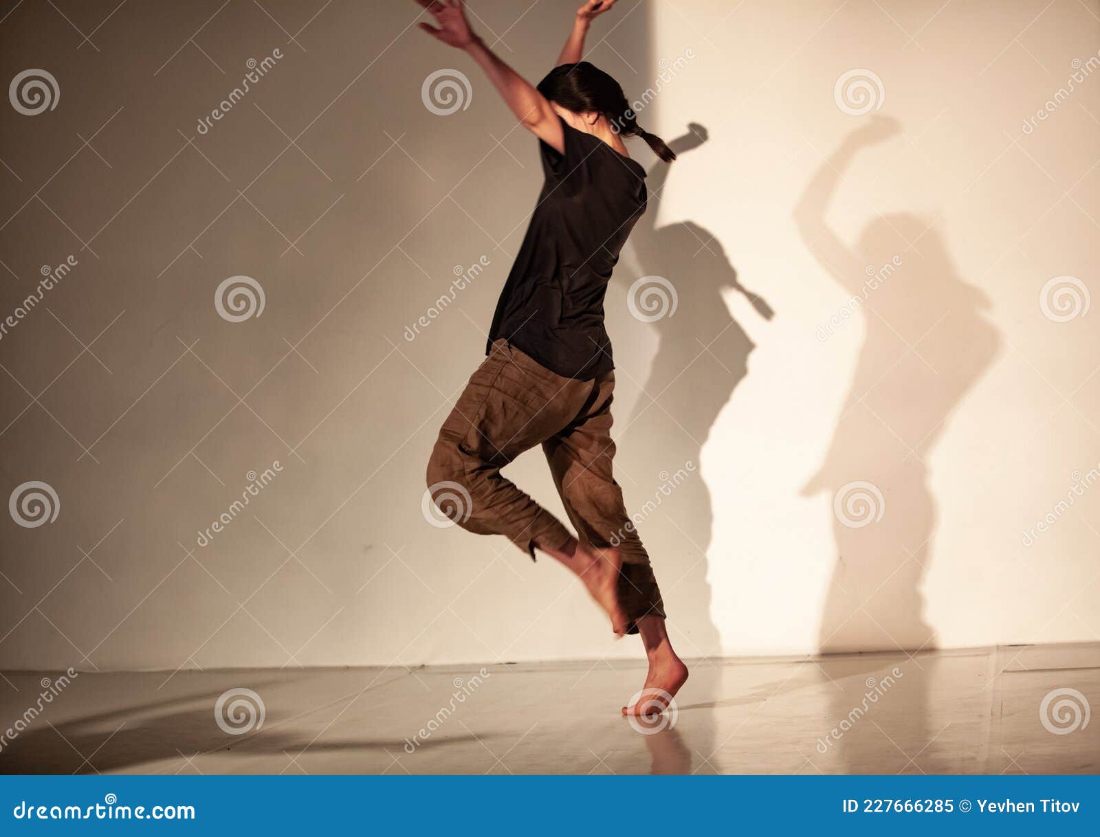 Dancer Improvise in Contact. Dance Stock Image - Image of improvisation ...