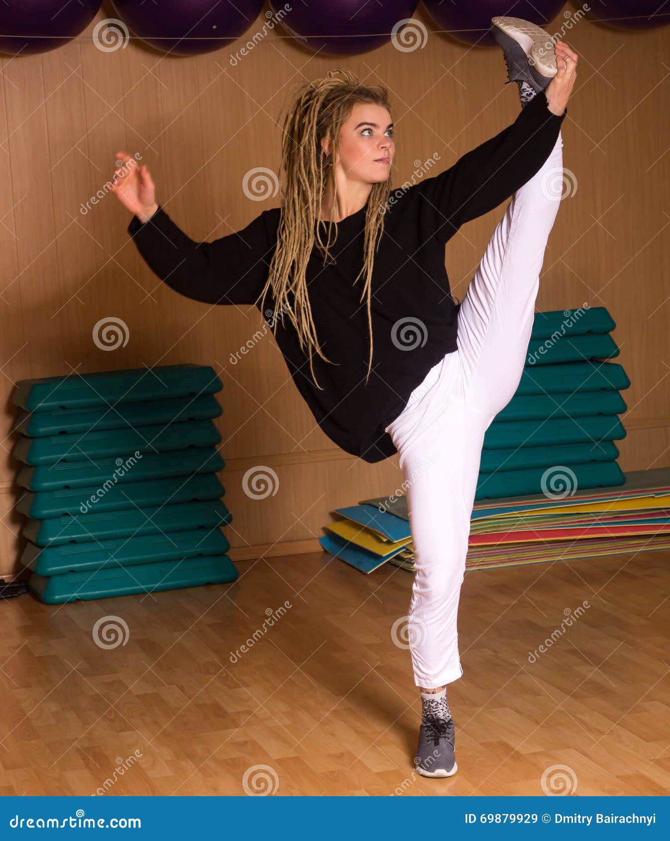 The Dancer is Raising Her Leg Stock Image - Image of flexibility, cool ...