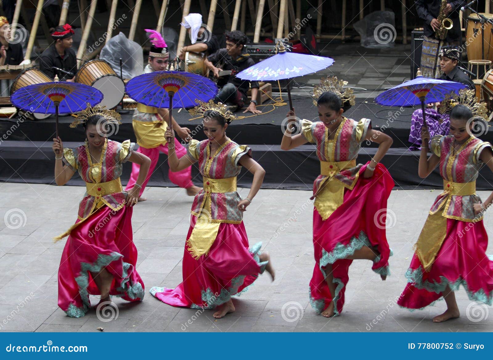 Dancers editorial photography. Image of solo, stage, costume - 77800752