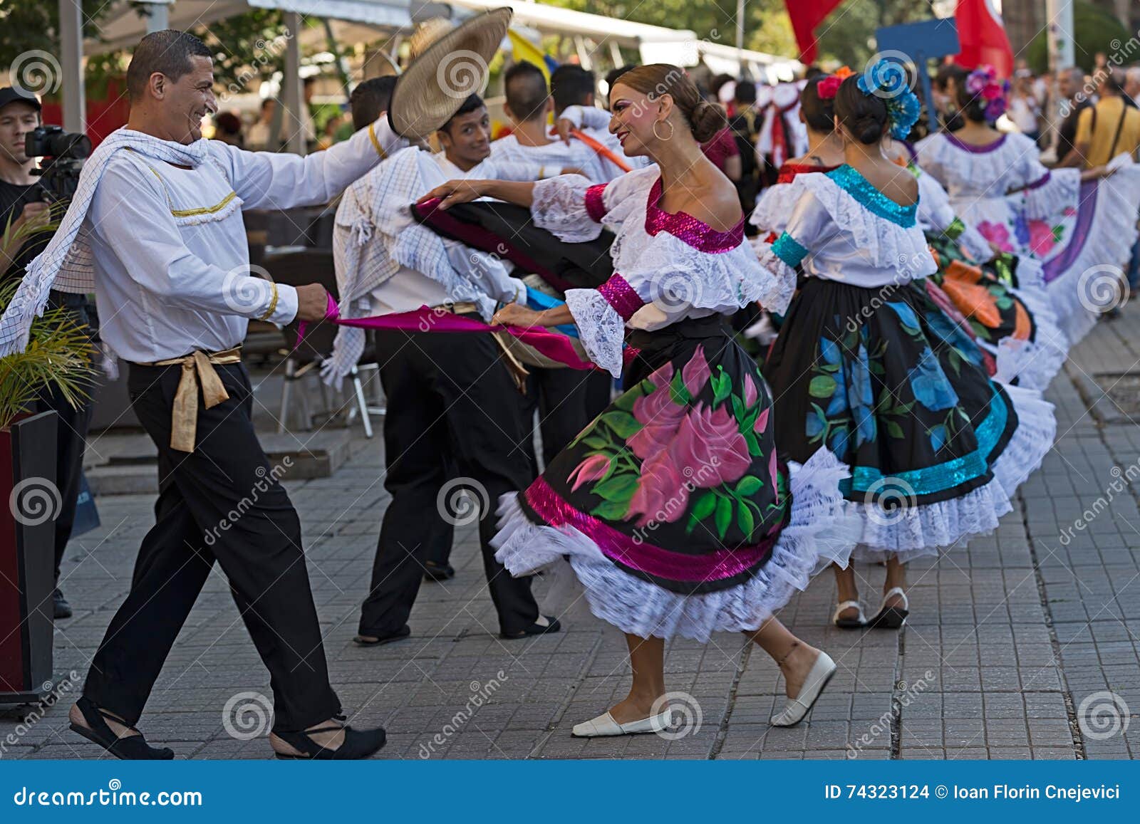 Dancesr De Colombia En Traje Tradicional Imagen de archivo editorial ...