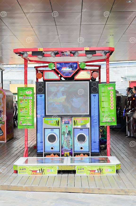 Dancing arcade machine editorial image. Image of arcade - 19447600