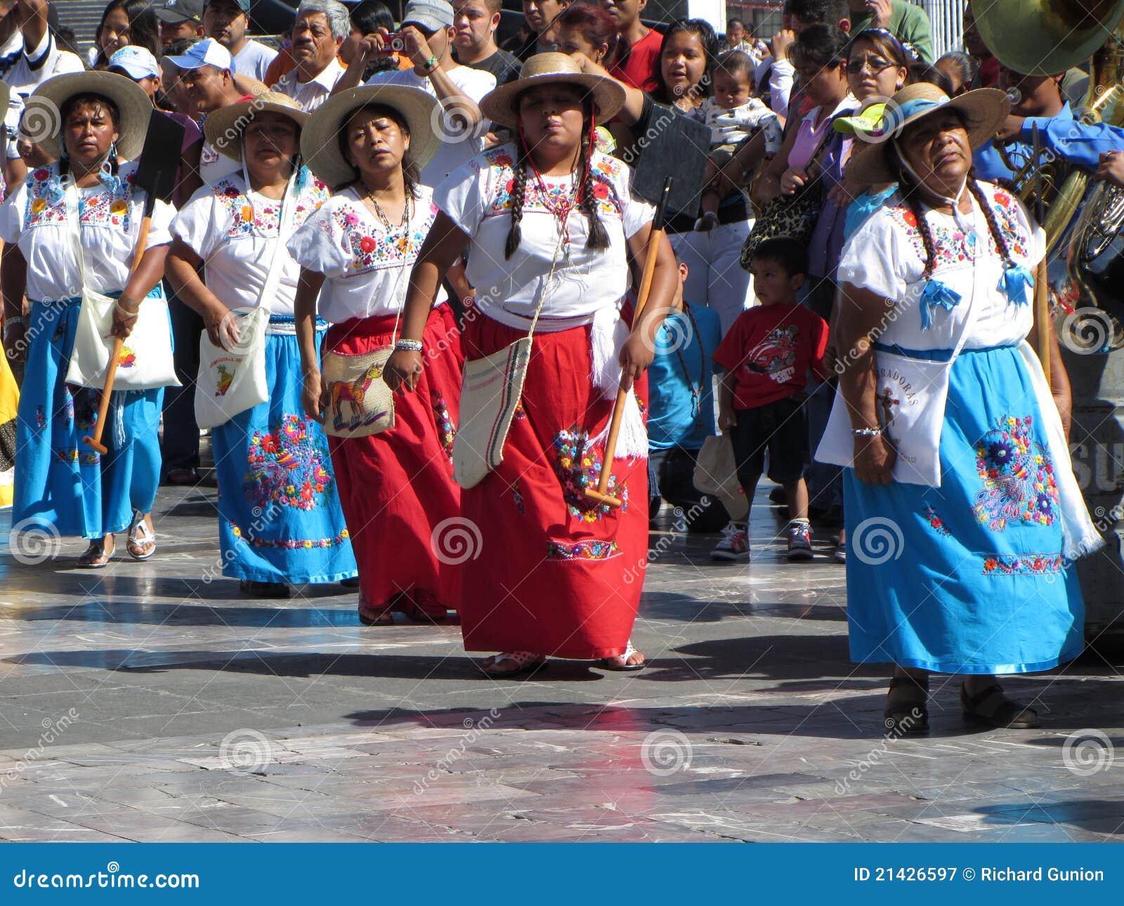 Dancing for the Crowd editorial photography. Image of city - 21426597