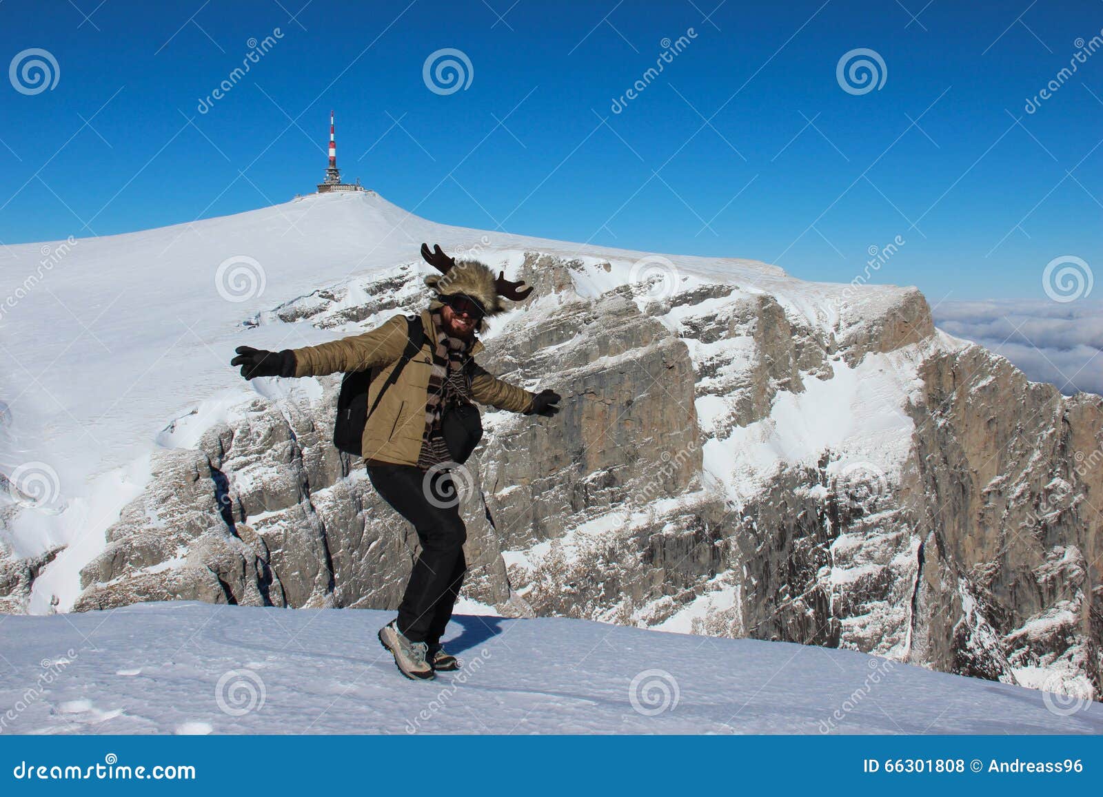 Dancing Dell'uomo Sulla Cima Della Montagna Fotografia Stock - Immagine ...