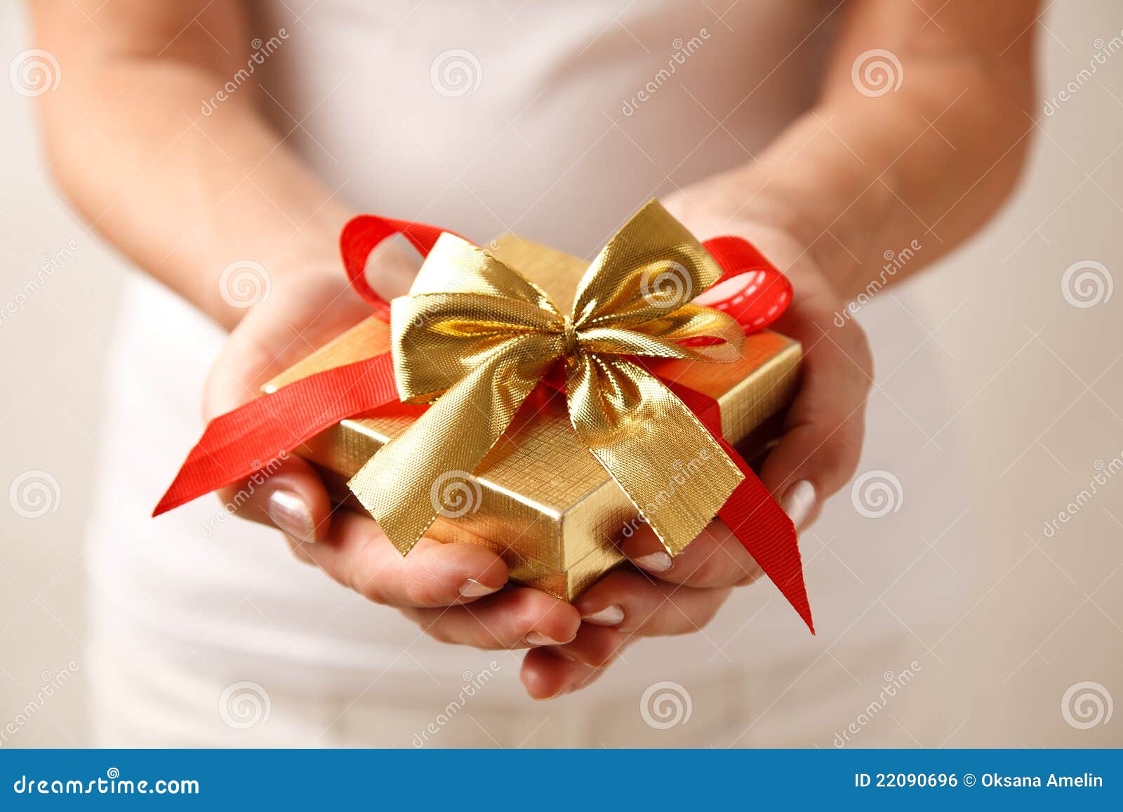 Dando um presente foto de stock. Imagem de mulher, fita - 22090696