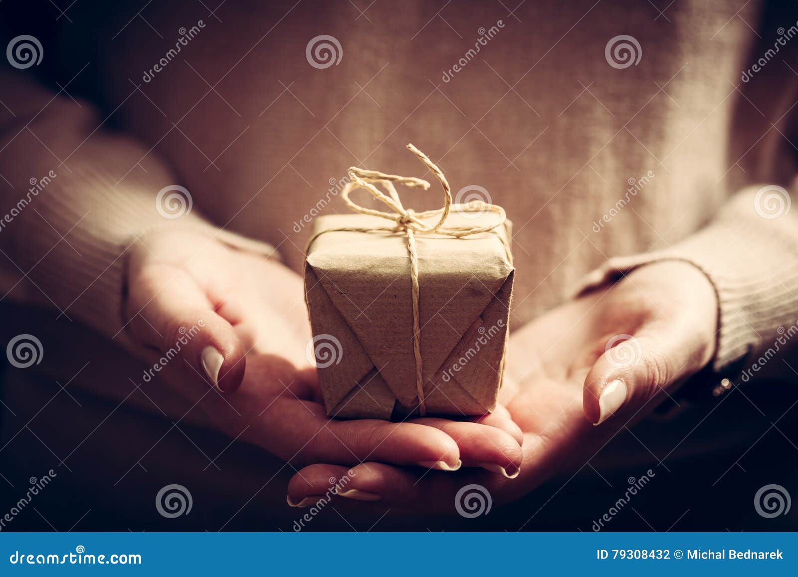 Dando Um Presente, Presente Feito a Mão Envolvido No Papel Foto de ...