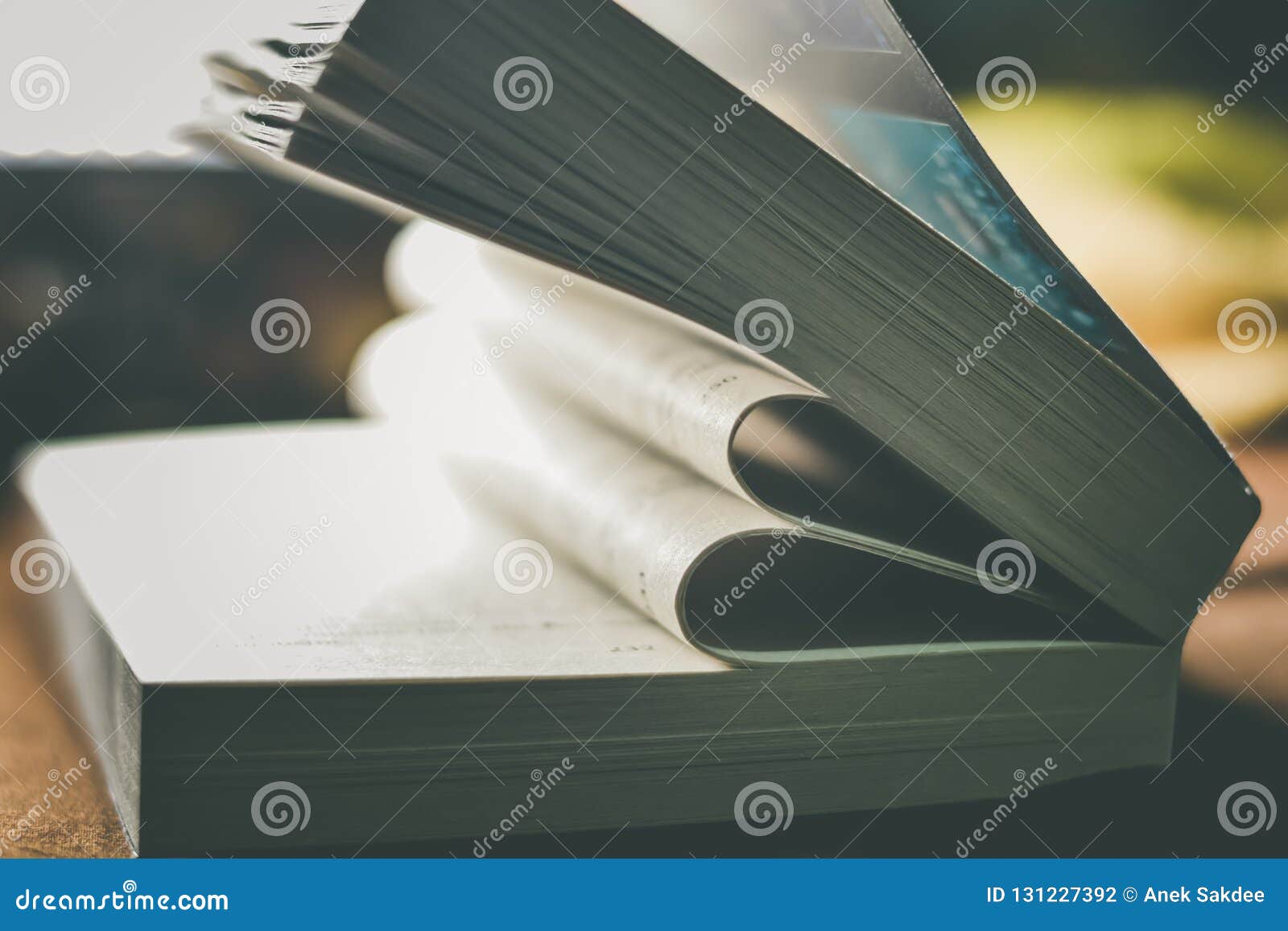 Dando Vuelta Al Libro Doblado En Amor Foto de archivo - Imagen de oiga ...