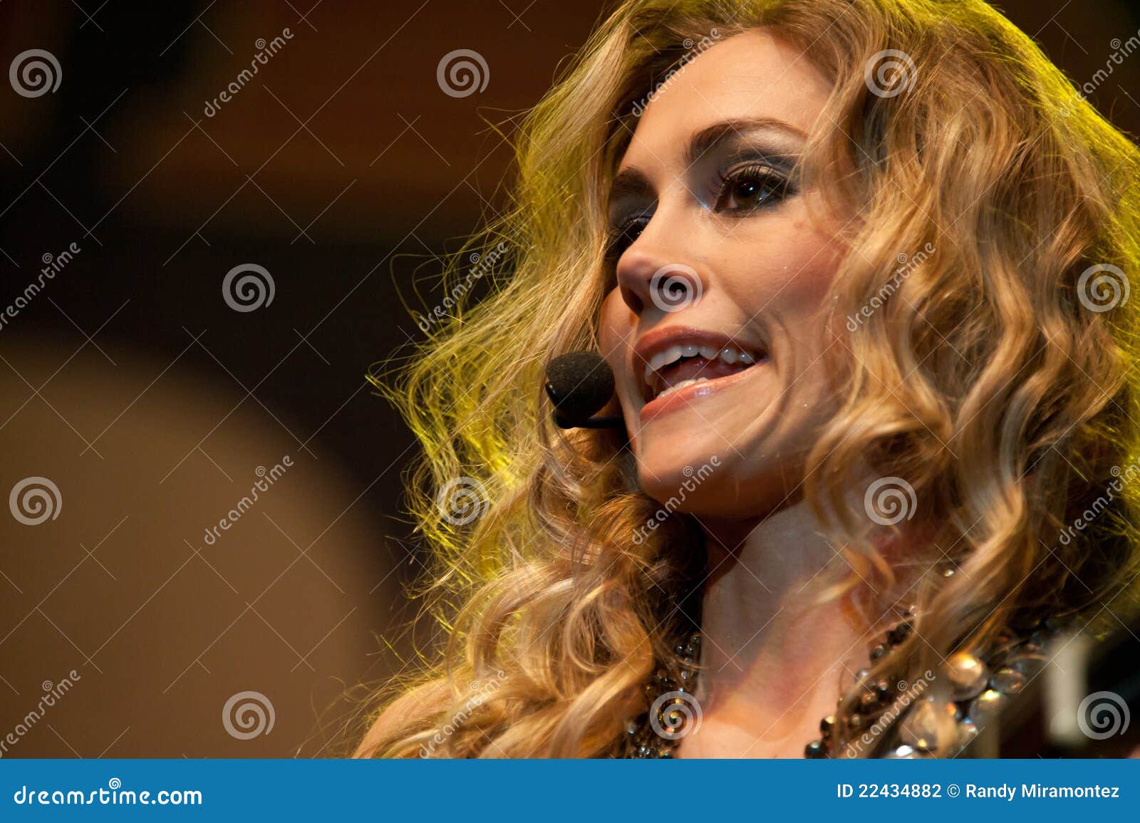 Danelle Leverett editorial photography. Image of performance - 22434882