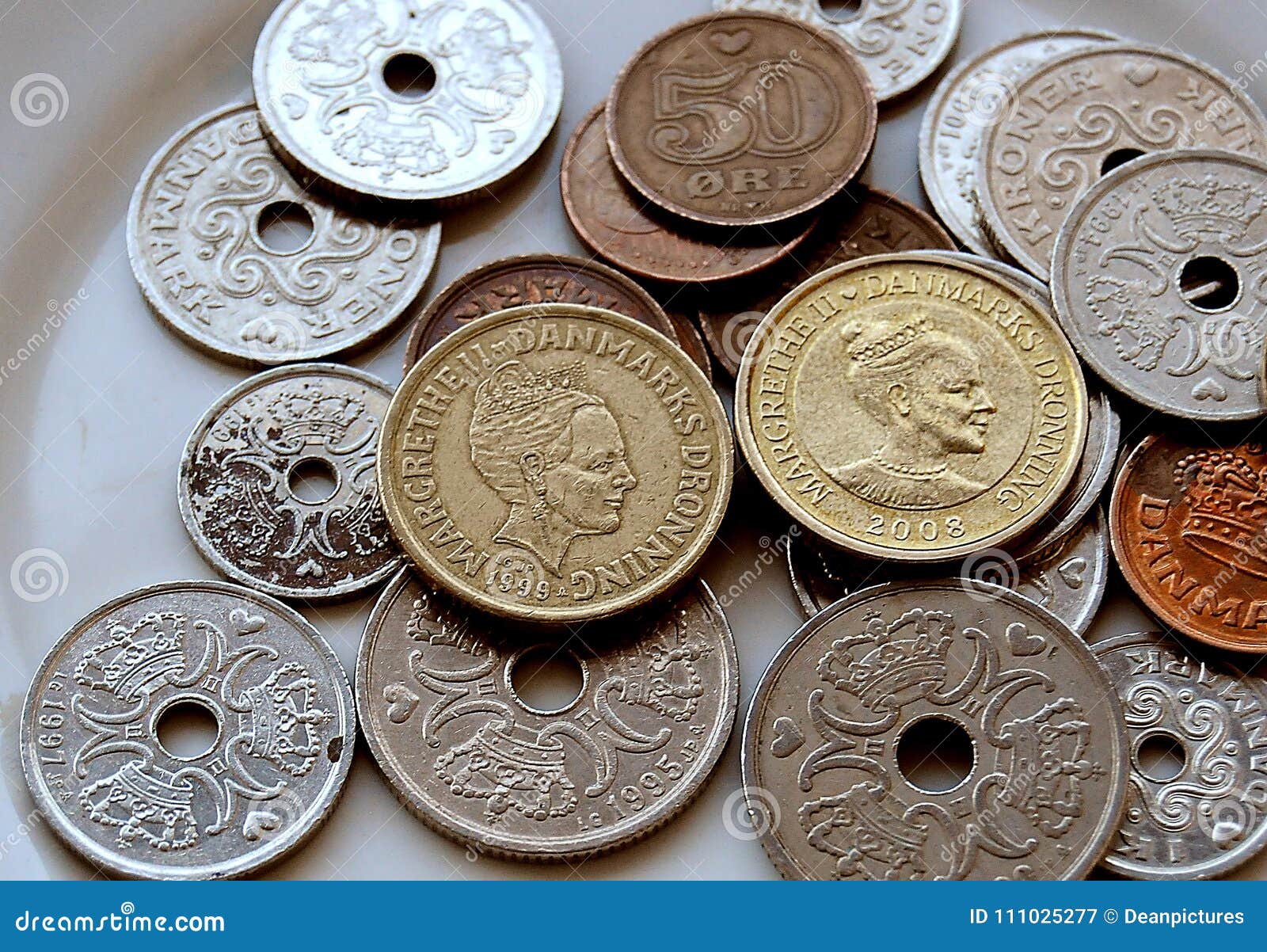 DANICH-VALUTA I MYNT redaktionell arkivbild. Bild av mynt - 111025277