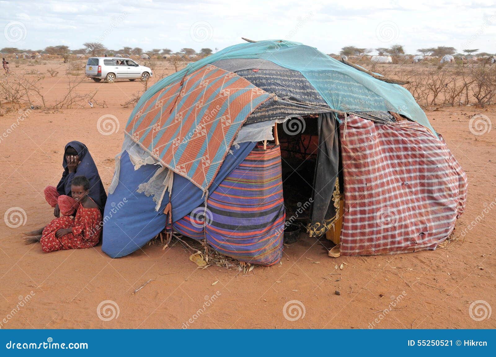 Dans Des Camps De Réfugié Se Reposant à Côté Dune Tente Avec La Femme