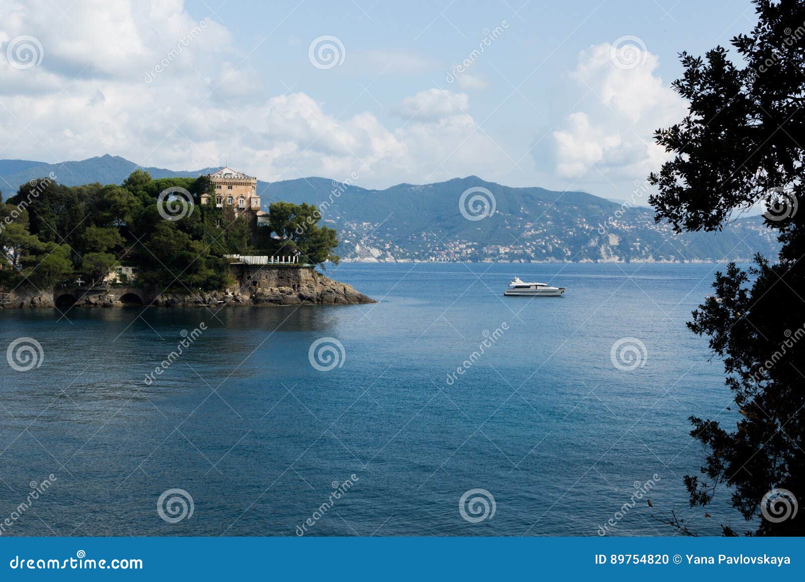Dans La Baie De La Mer Ligurienne Photo stock - Image du maison ...