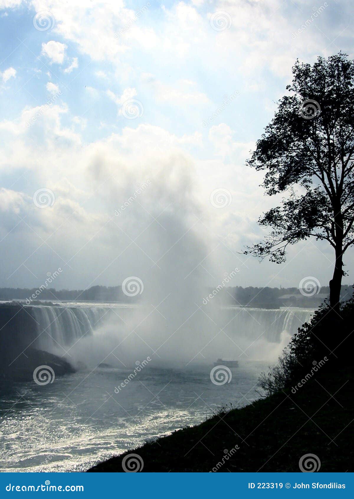 Dans le brouillard image stock. Image du nuage, brouillard - 223319