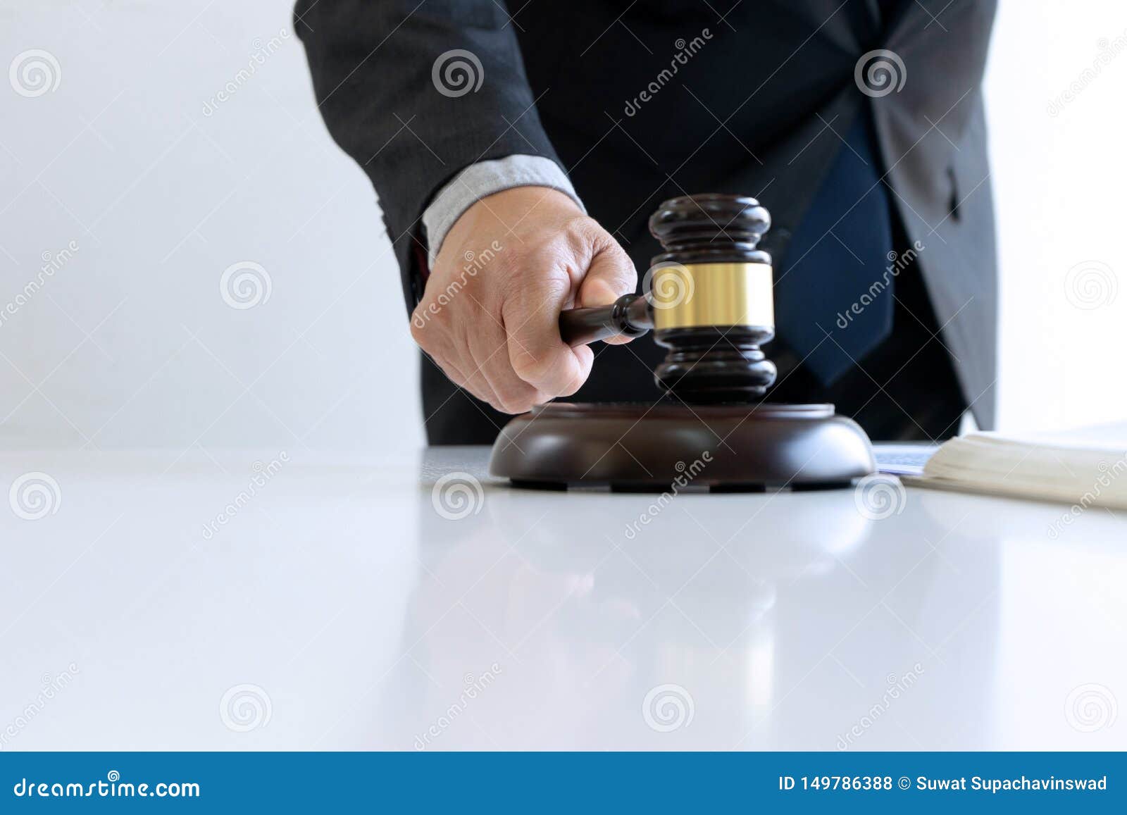 Dans Le Bureau Du Juge Ou De Lavocat Photo Stock Image Du Crime