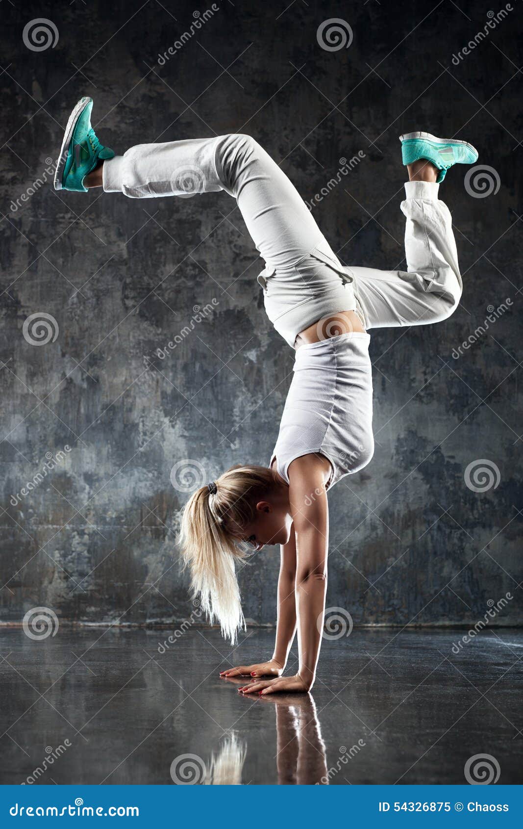 Dansare för ung kvinna fotografering för bildbyråer. Bild av mörkt ...