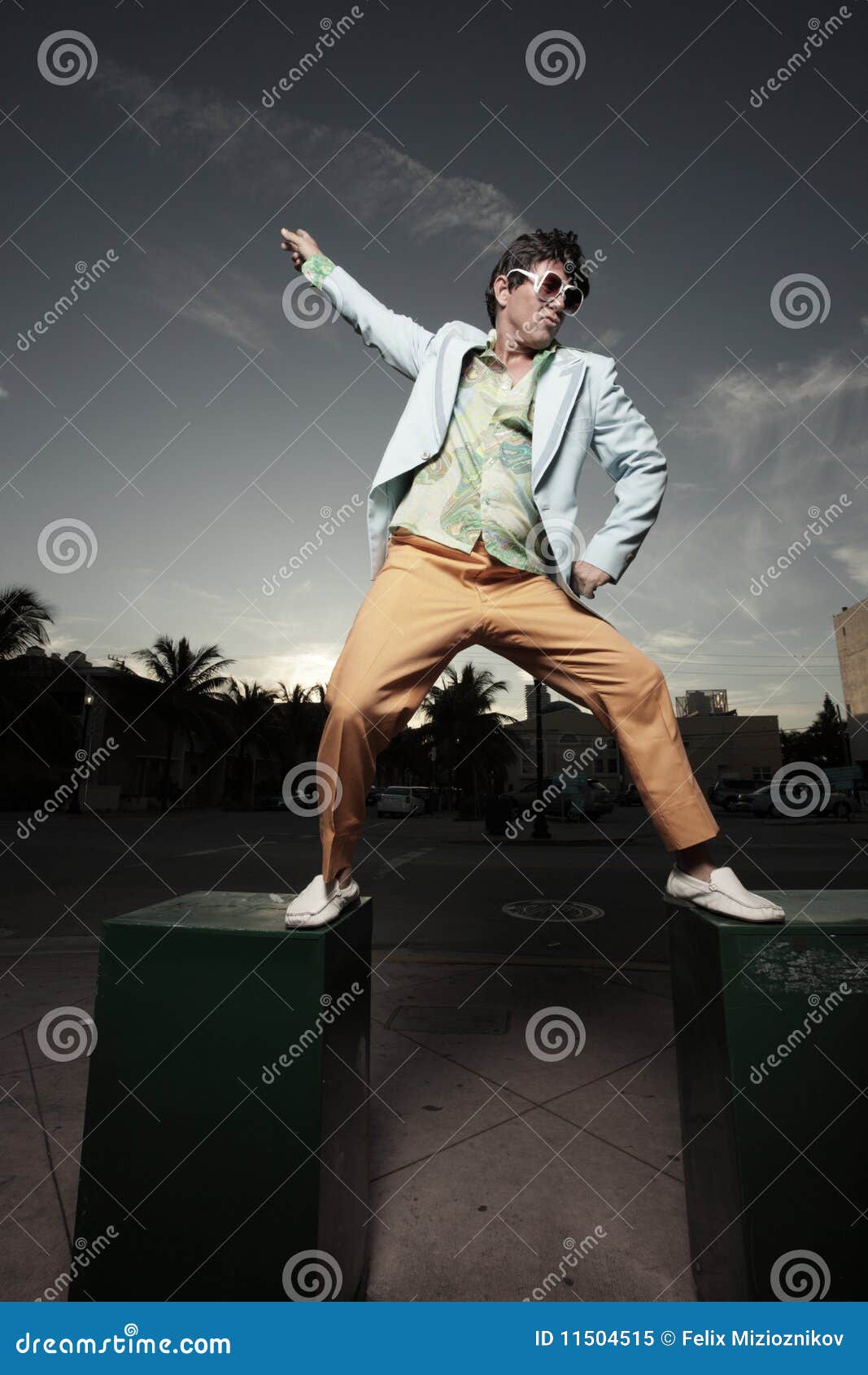Danse d'homme image stock. Image du moderne, bleu, nuit - 11504515