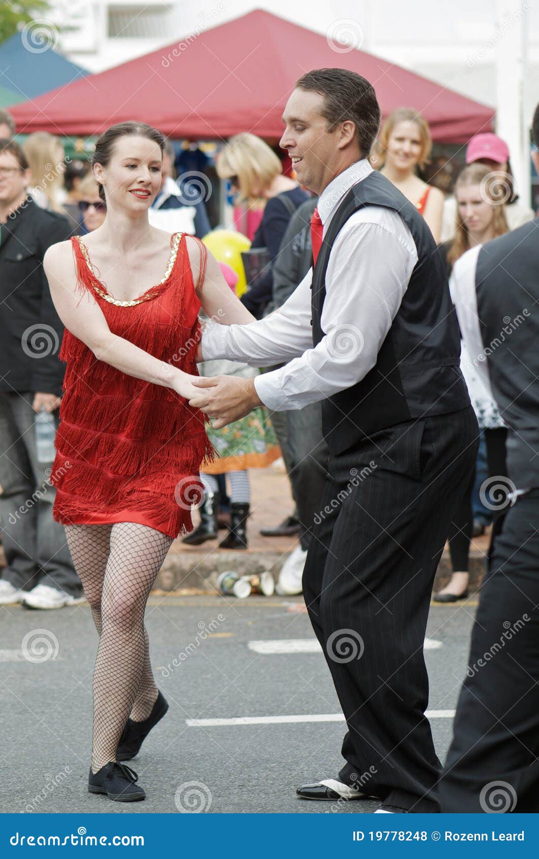 Danse De Couples Dans La Rue Photo stock éditorial - Image du danseurs ...