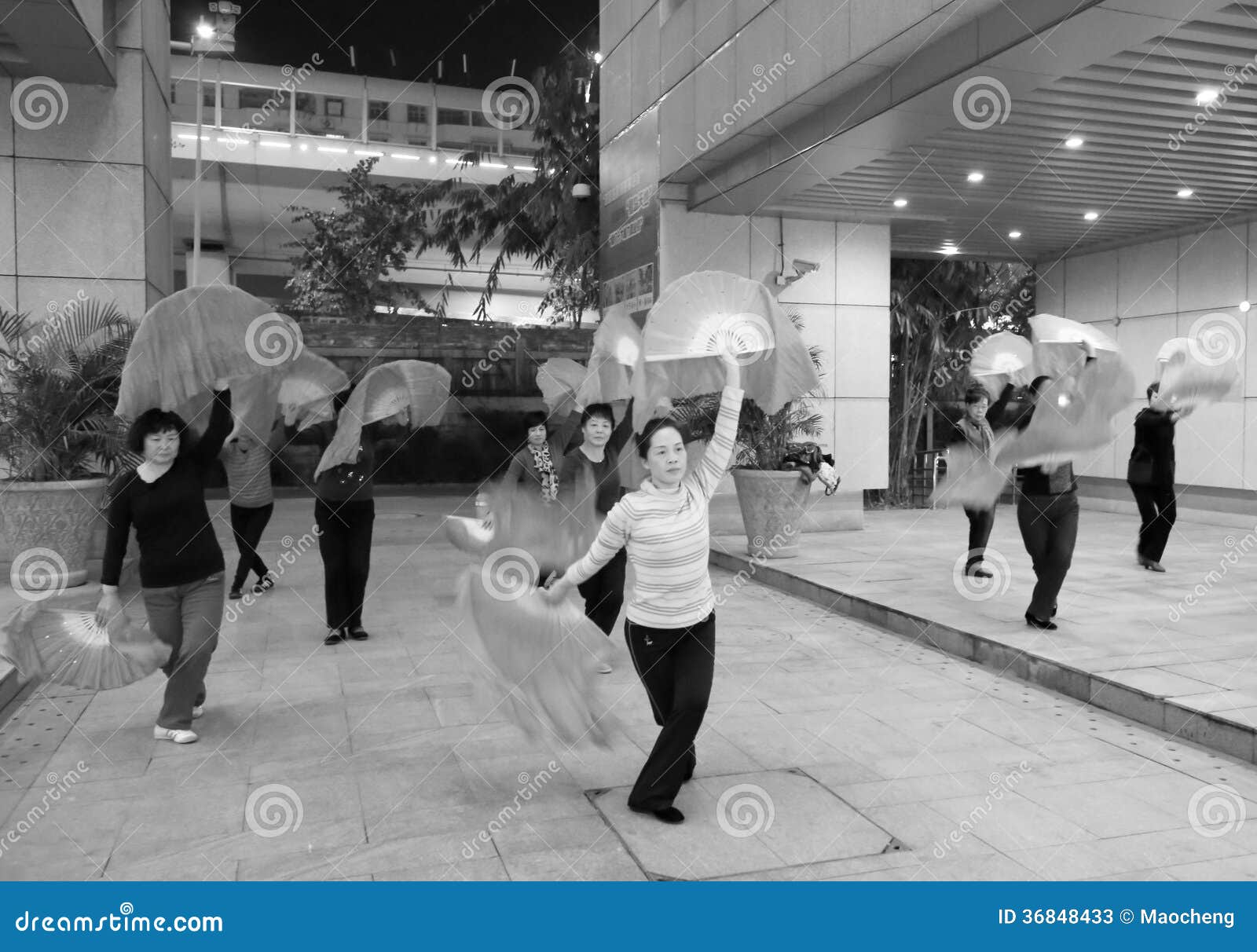 Danse De Fan Pendant La Nuit Photo stock éditorial - Image du ...