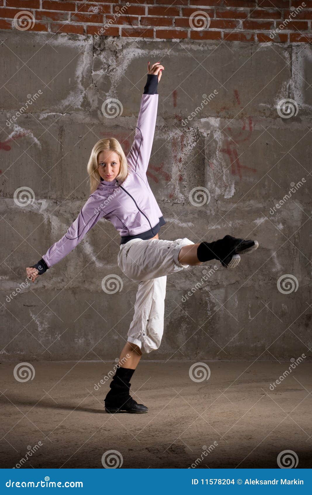 Danse De Fille Dhoublon De Gratte Cul Au Dessus De La Brique Grise Wal