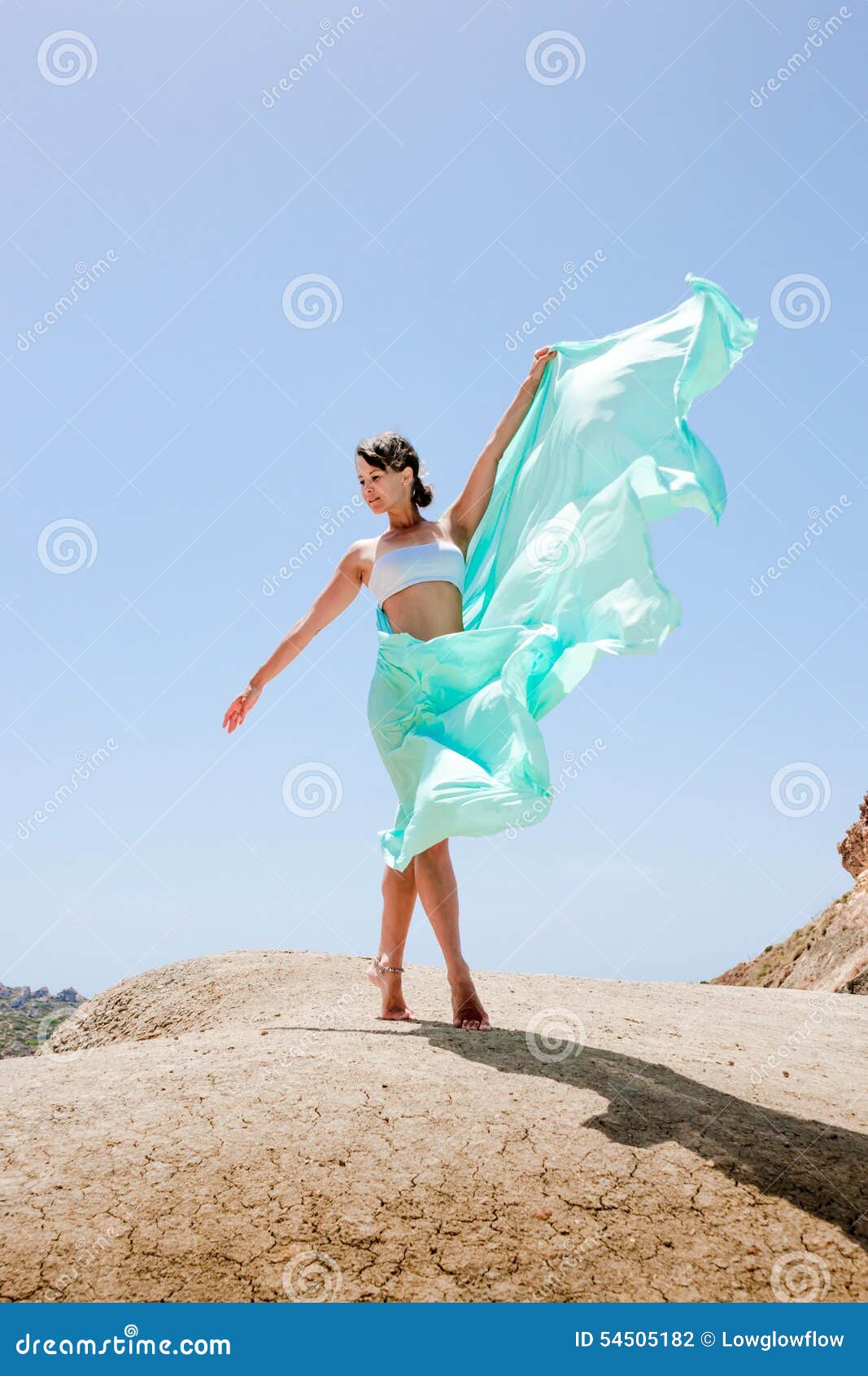 Danse De Fille Dans Le Vent Photo stock - Image du tissu, danse: 54505182