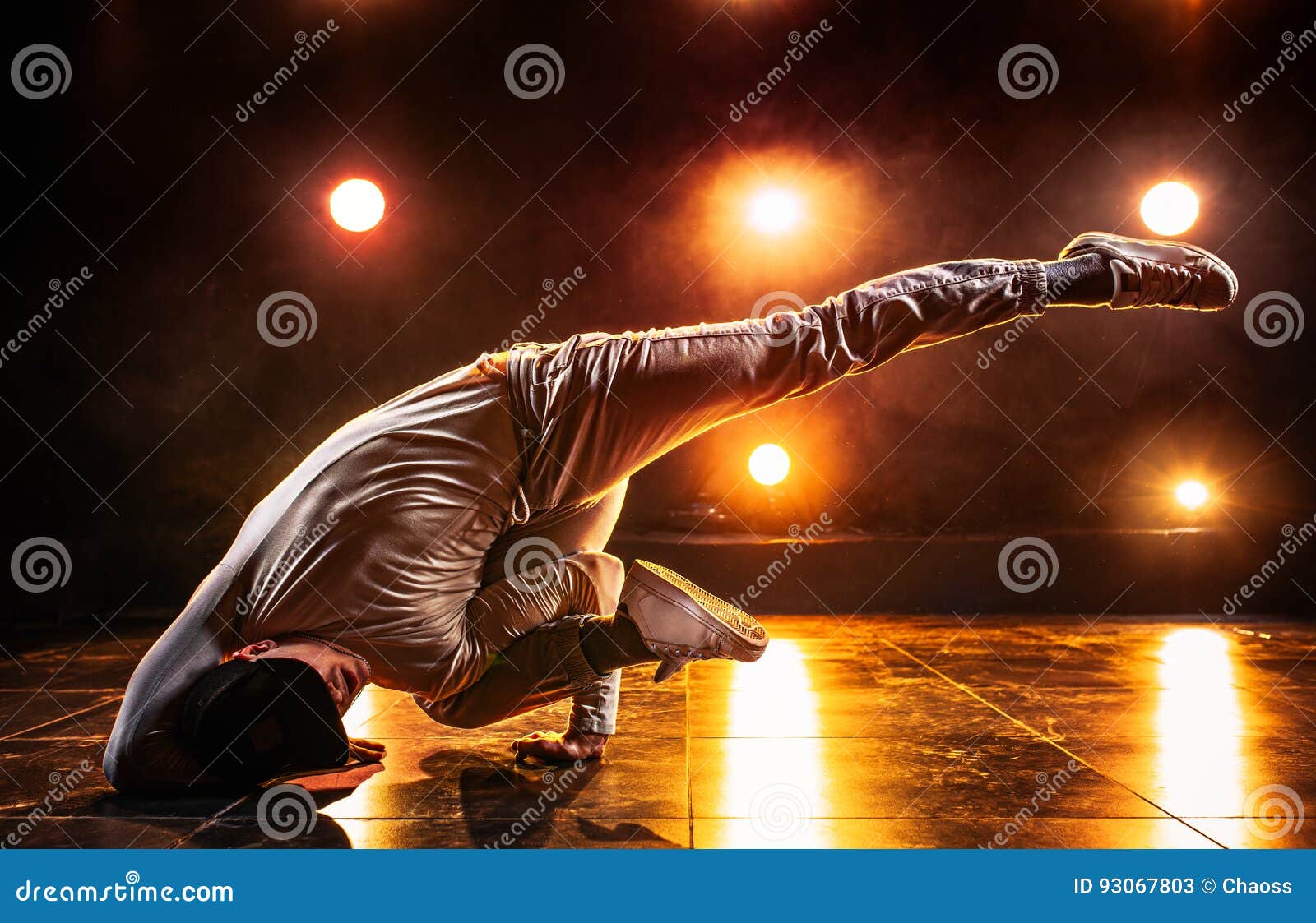Danse de jeune homme image stock. Image of européen, homme - 93067803