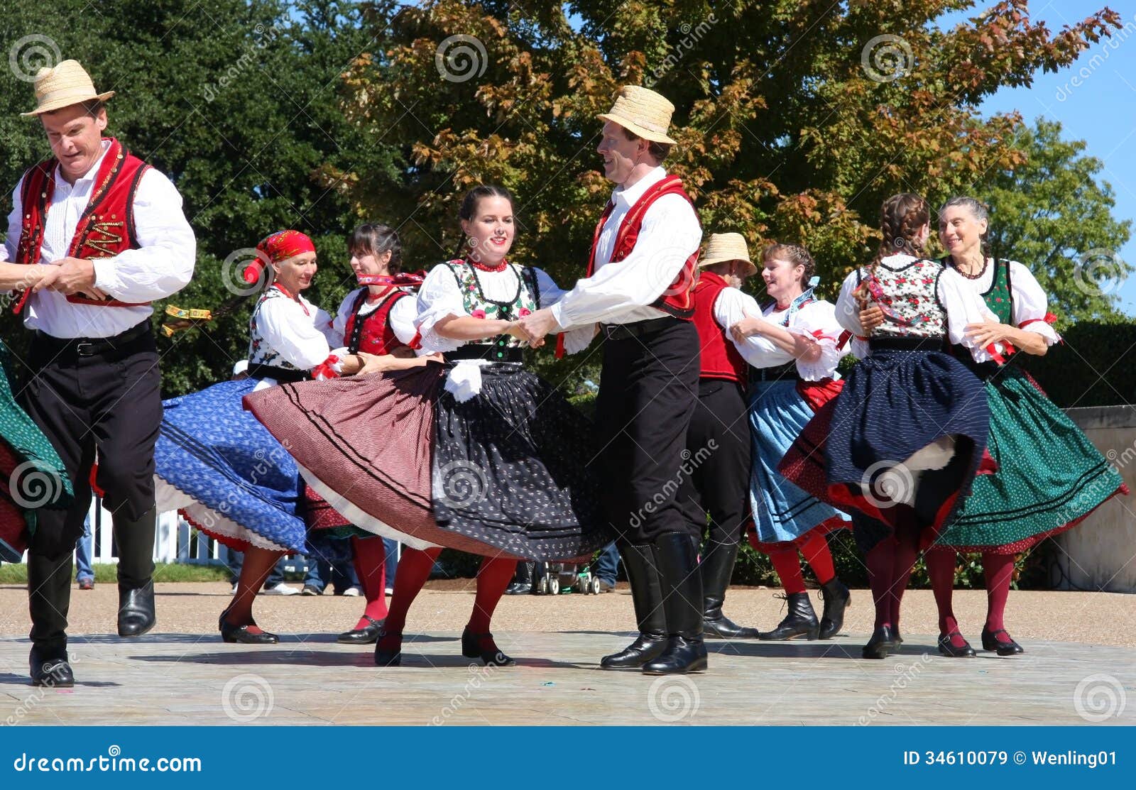 Danse folklorique image stock éditorial. Image du broderie - 34610079