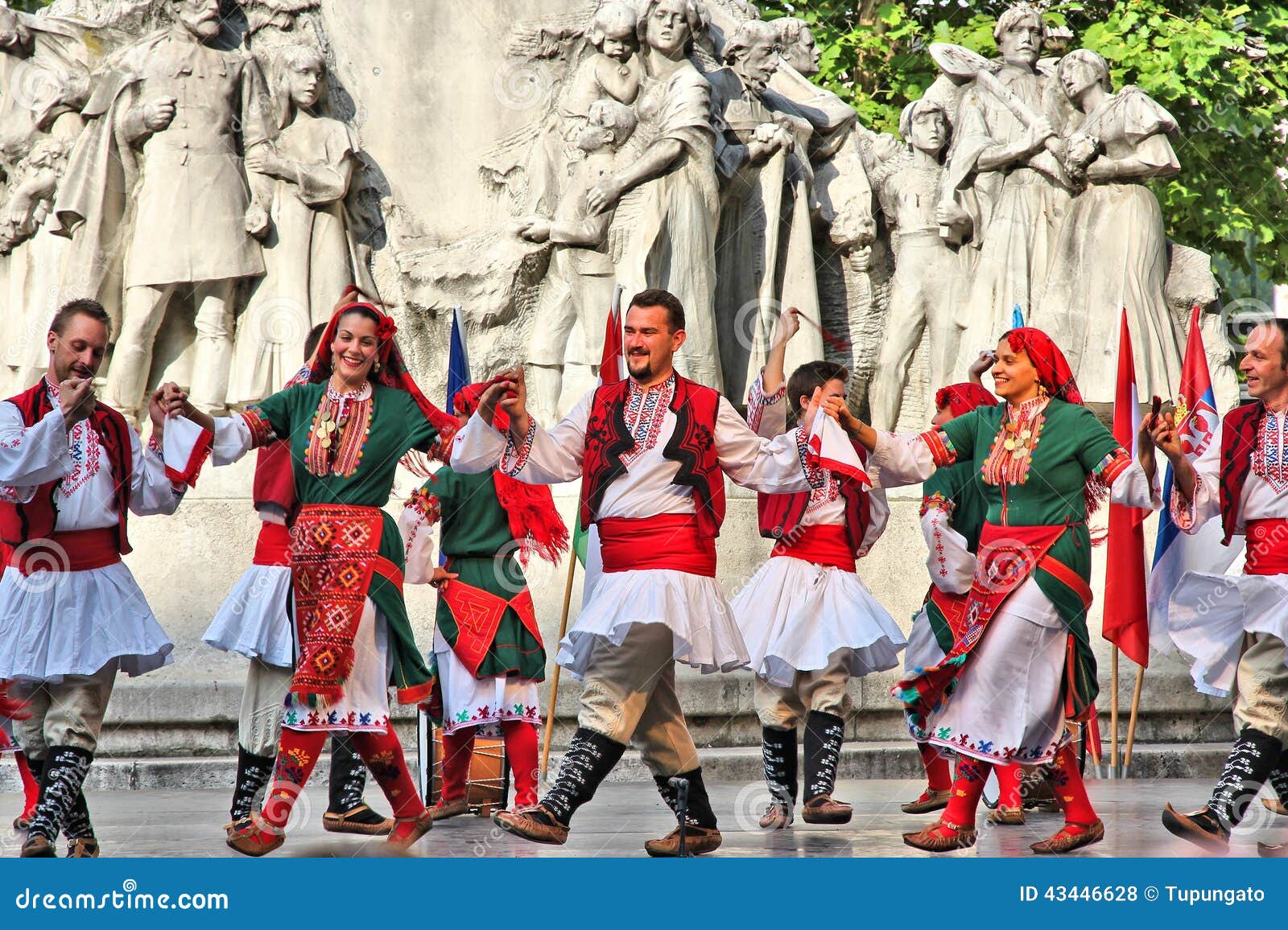 Danse folklorique bulgare photo stock éditorial. Image du course - 43446628