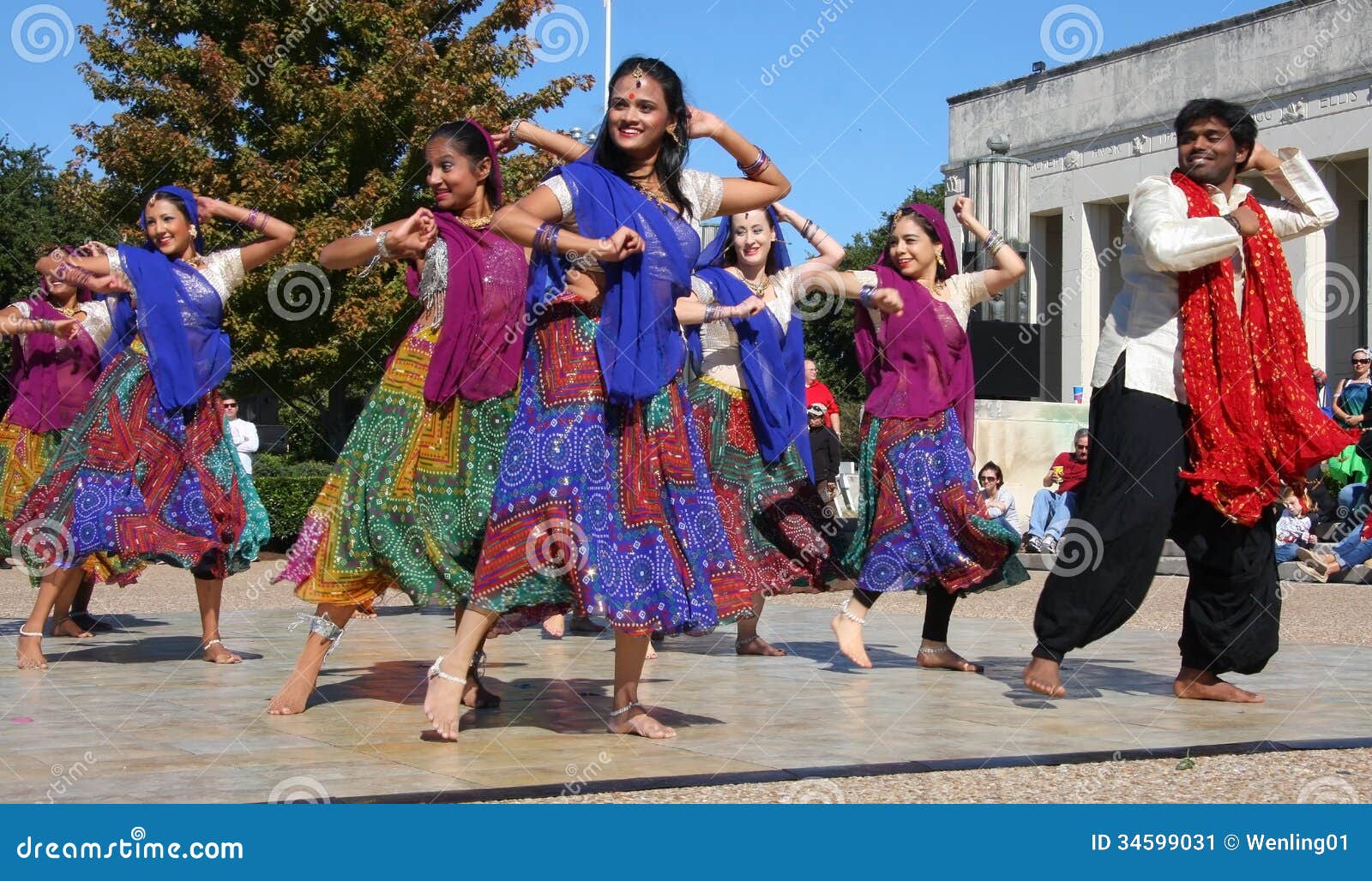 Danse folklorique indienne photo éditorial. Image du coutume - 34599031