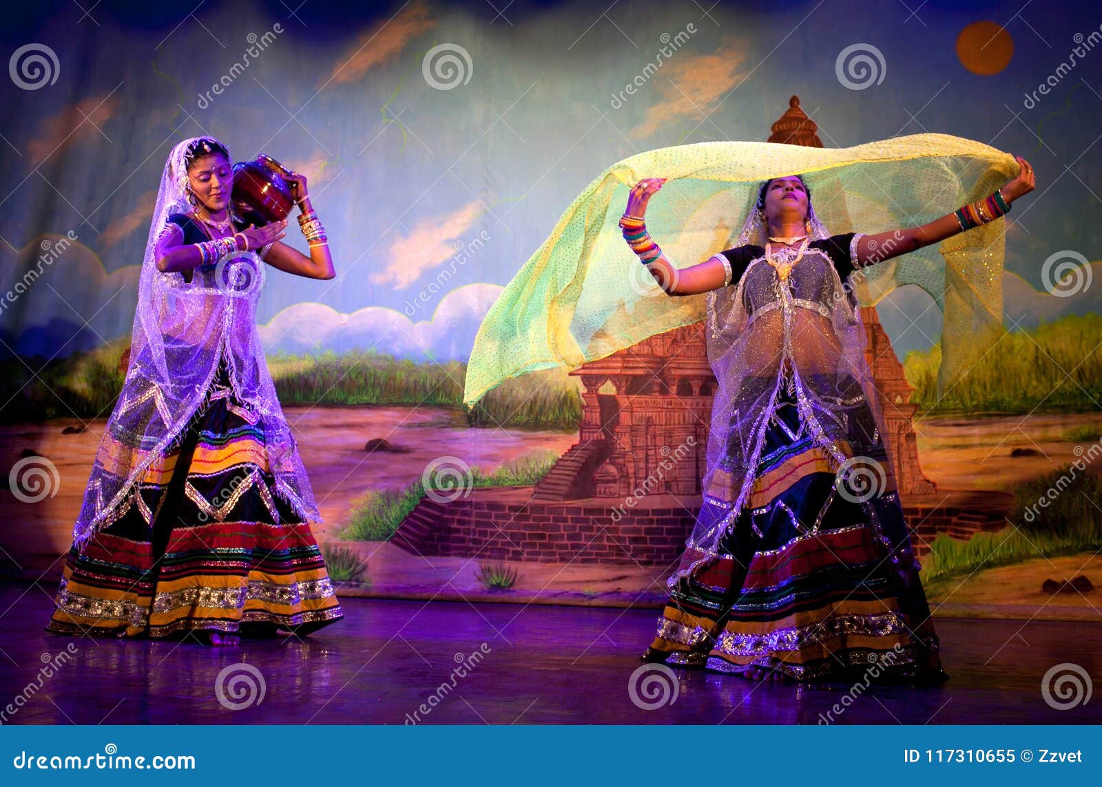 Danse Indienne Traditionnelle Dans Khajuraho, Inde Image éditorial ...