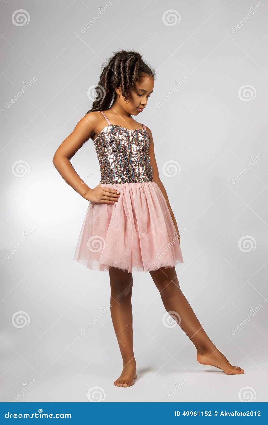 Danse Mignonne De Petite Fille Photo stock - Image du joyeux, mignon ...