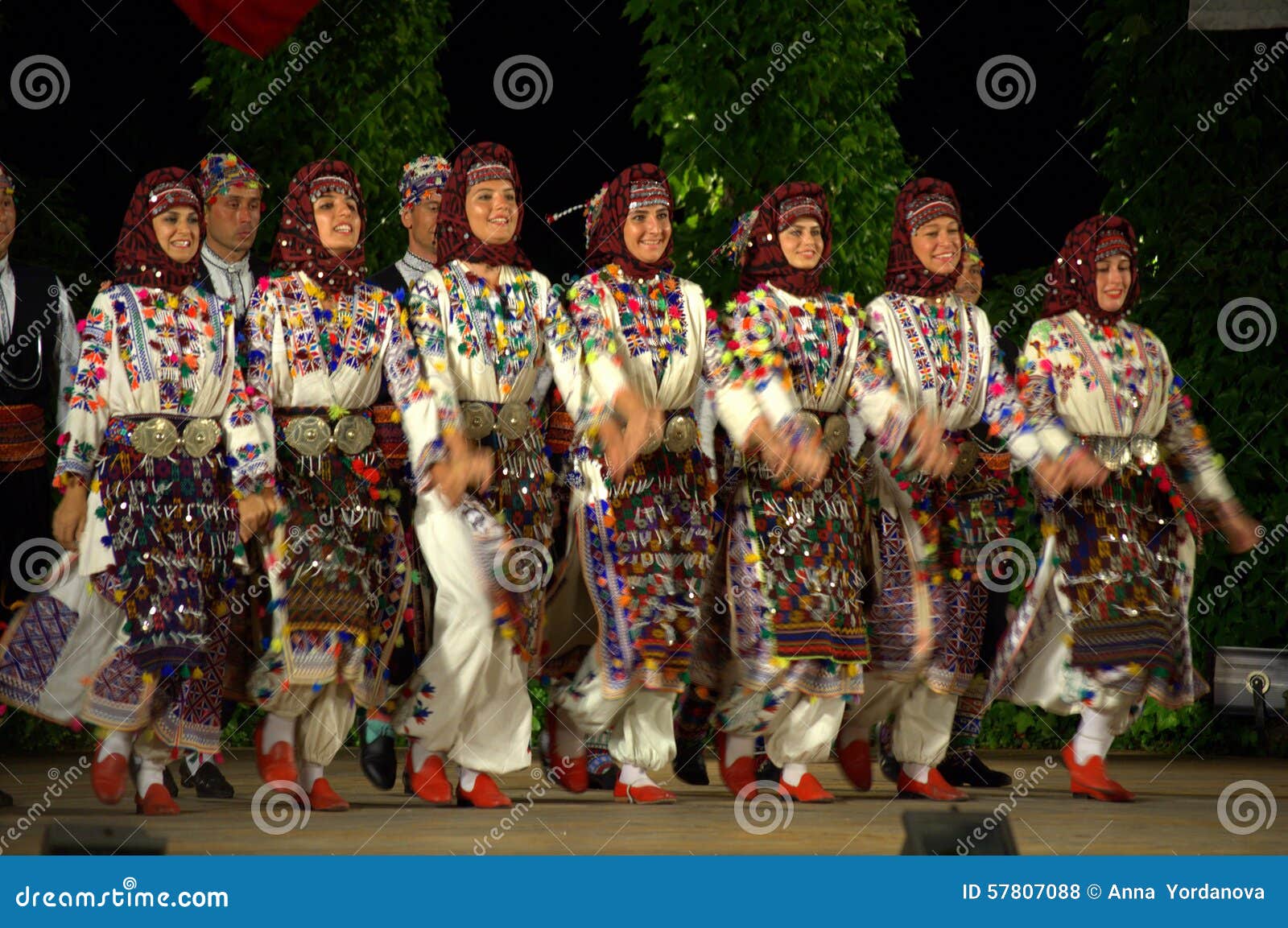 Danse Traditionnelle Femelle Turque Photo stock éditorial - Image du ...