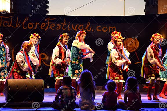 Danse Ukrainienne De Filles Image stock éditorial - Image du festif ...