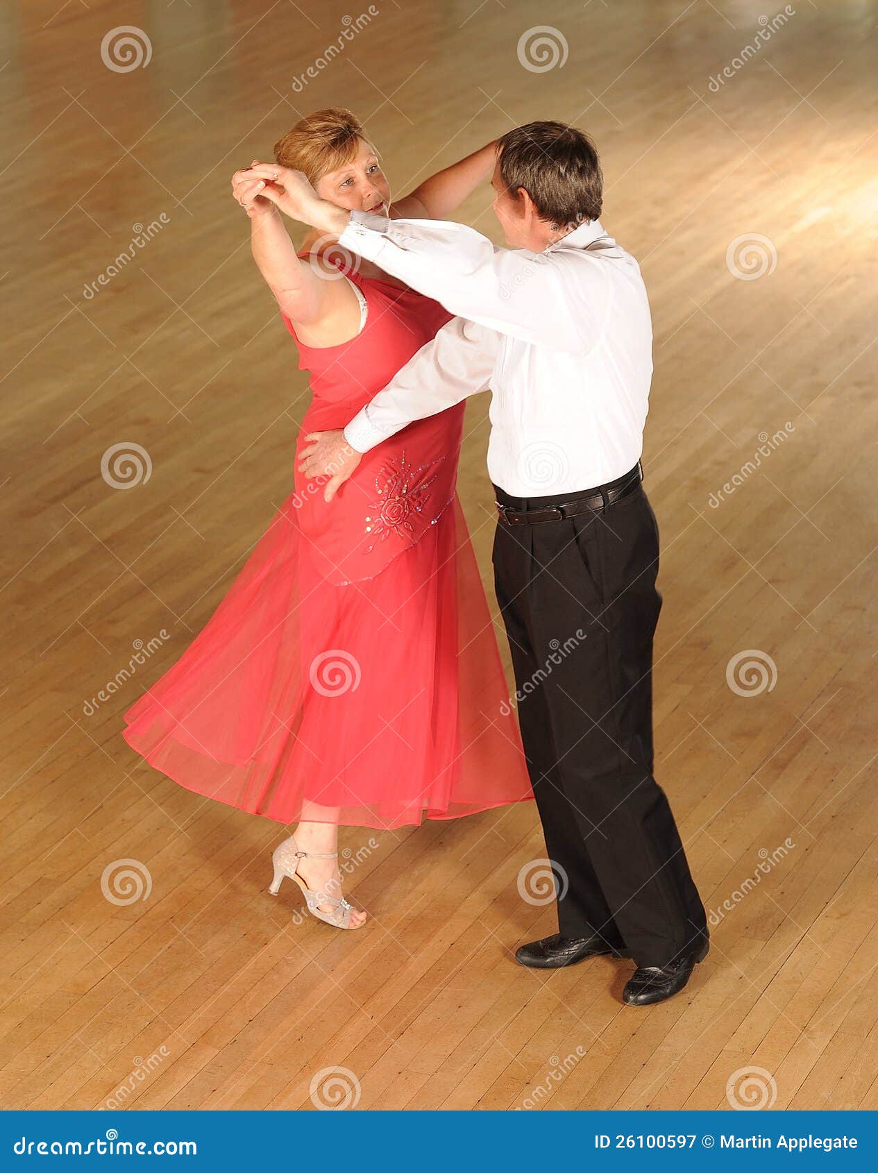 Dansend paar stock afbeelding. Image of activiteit, rood - 26100597