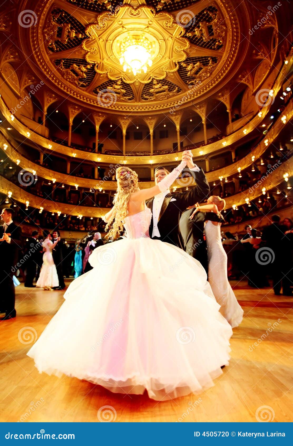 Dansend paar redactionele afbeelding. Image of mannetje - 4505720