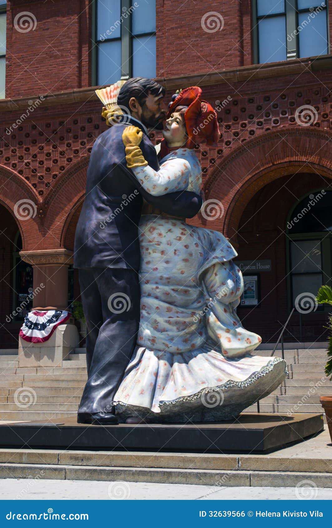 Dansend paarstandbeeld redactionele foto. Image of dansen - 32639566